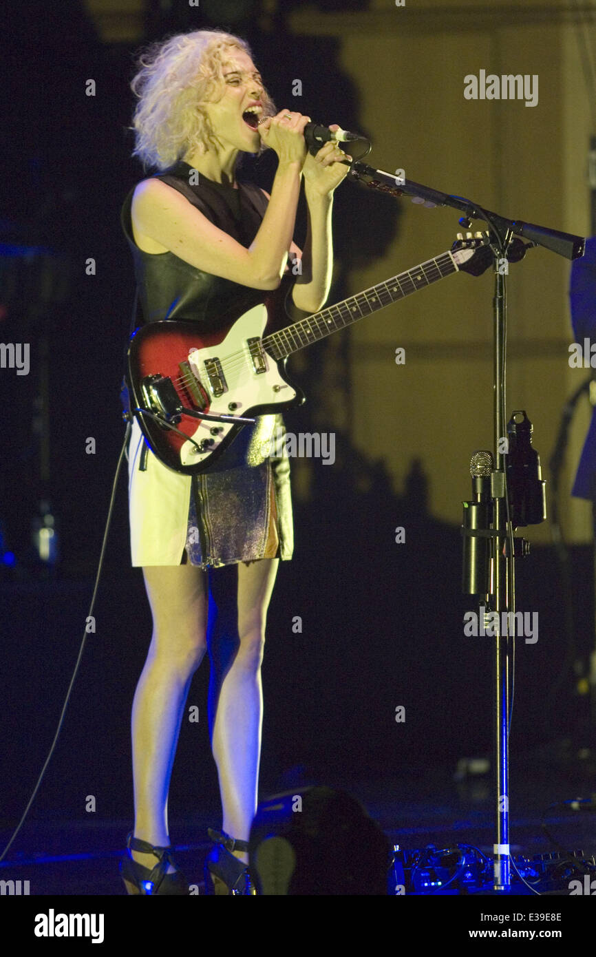 David Byrne and St Vincent perform during a headlining gig at Glasgow ...