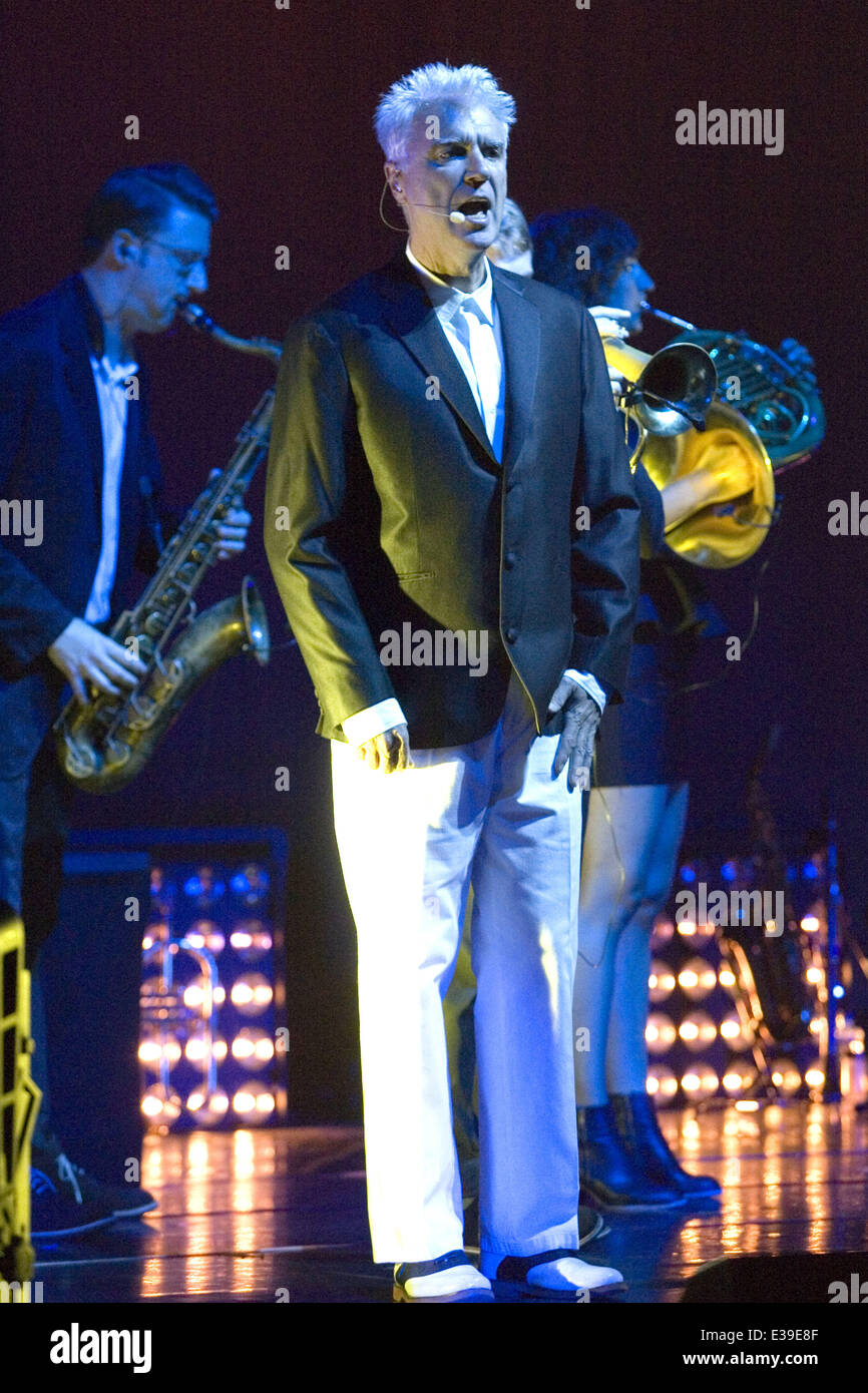 David Byrne and St Vincent perform during a headlining gig at Glasgow ...