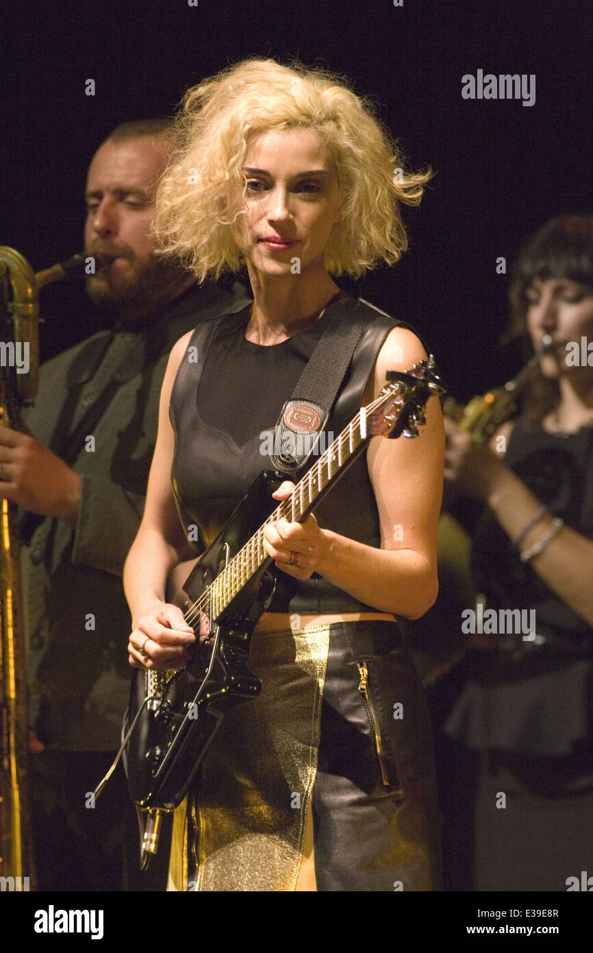 David Byrne and St Vincent perform during a headlining gig at Glasgow ...
