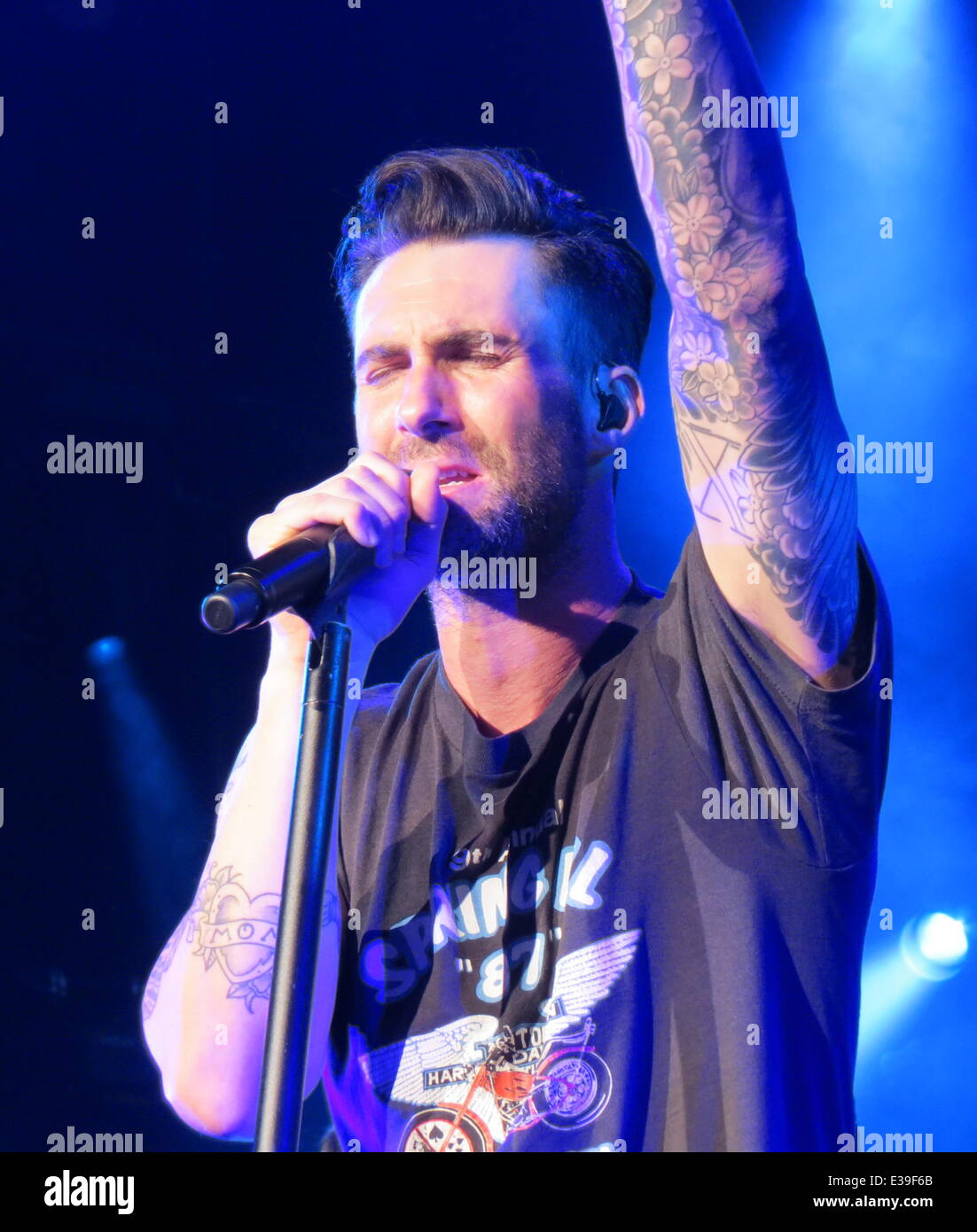 Kelly Clarkson and Maroon 5 rock the house as they preform in concert ...