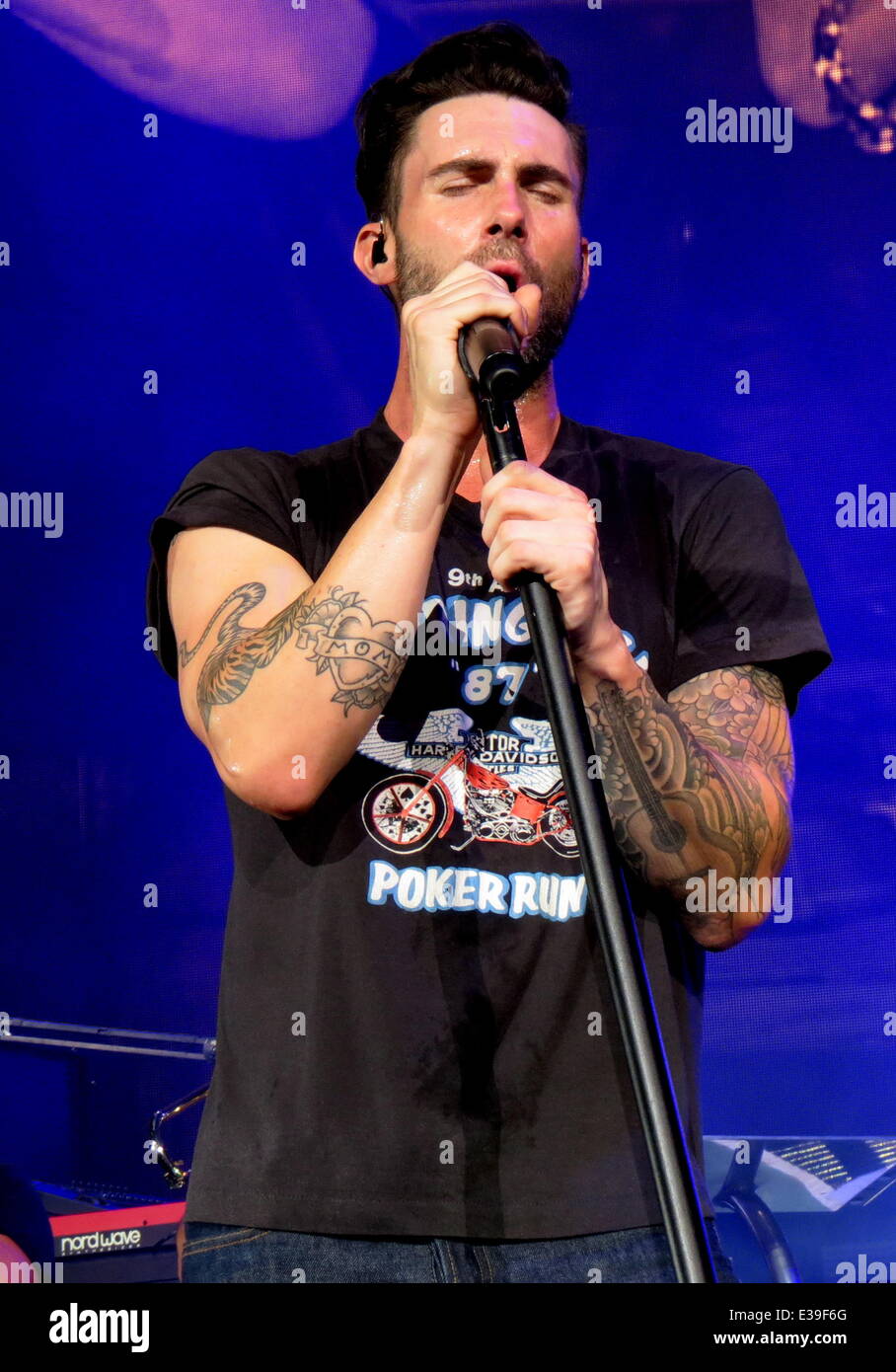 Kelly Clarkson and Maroon 5 rock the house as they preform in concert ...