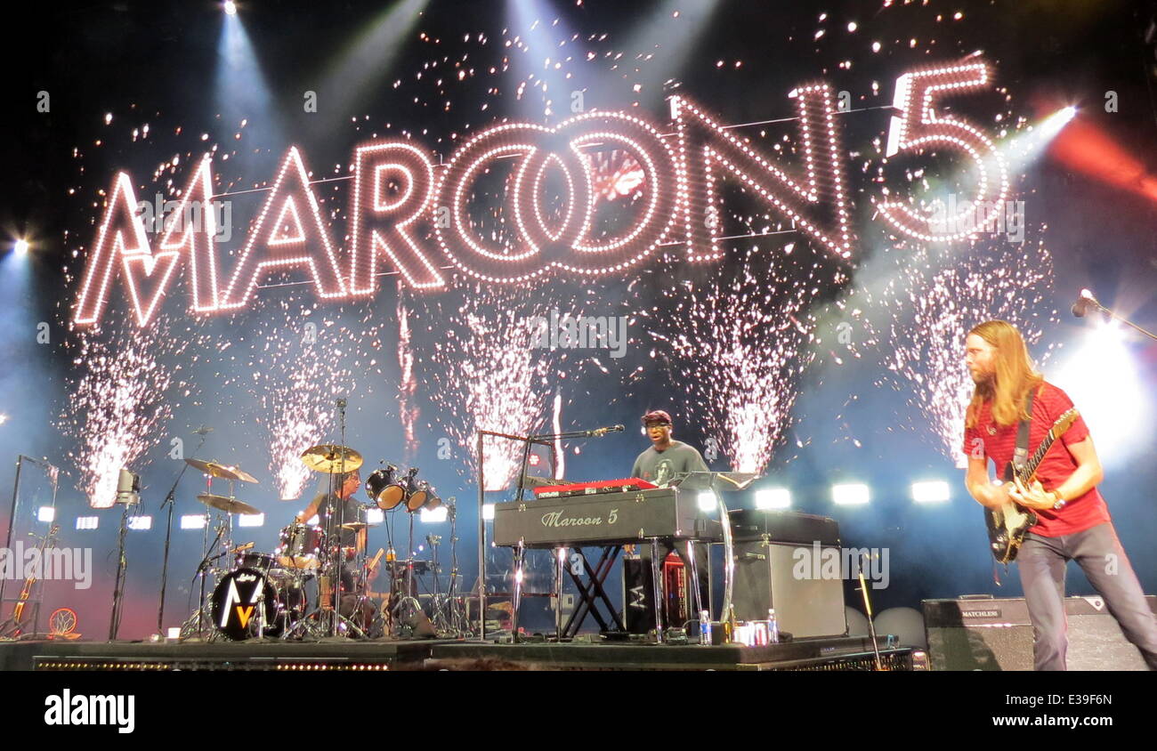 Kelly Clarkson and Maroon 5 rock the house as they preform in concert ...