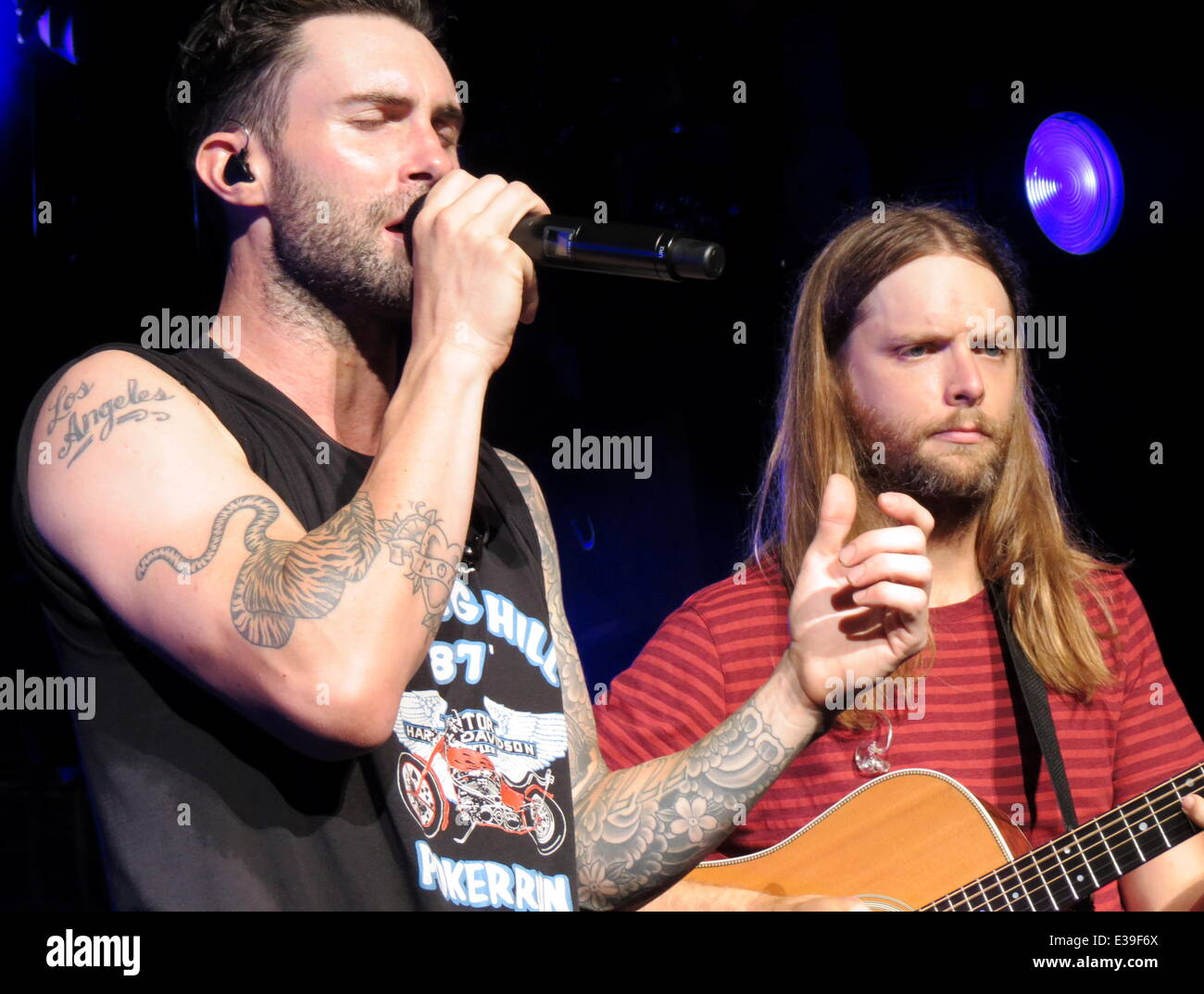 Kelly Clarkson and Maroon 5 rock the house as they preform in concert ...