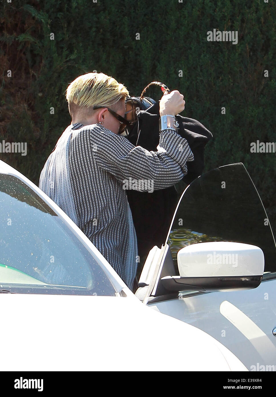 Miley cyrus hides face heart hi-res stock photography and images - Alamy