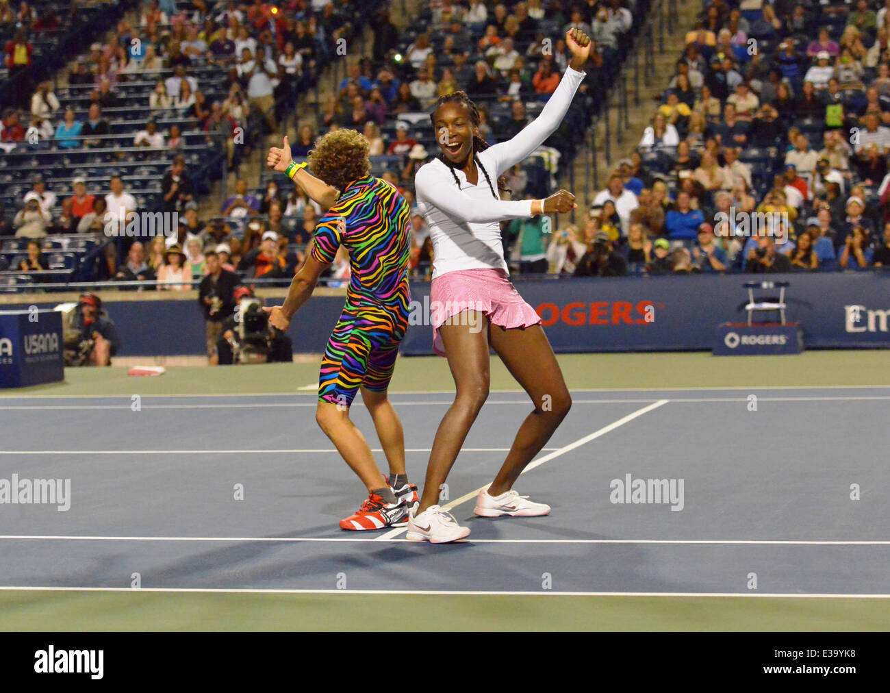 Venus Williams dances with entertainer and dancer, Spandy Andy on court ...