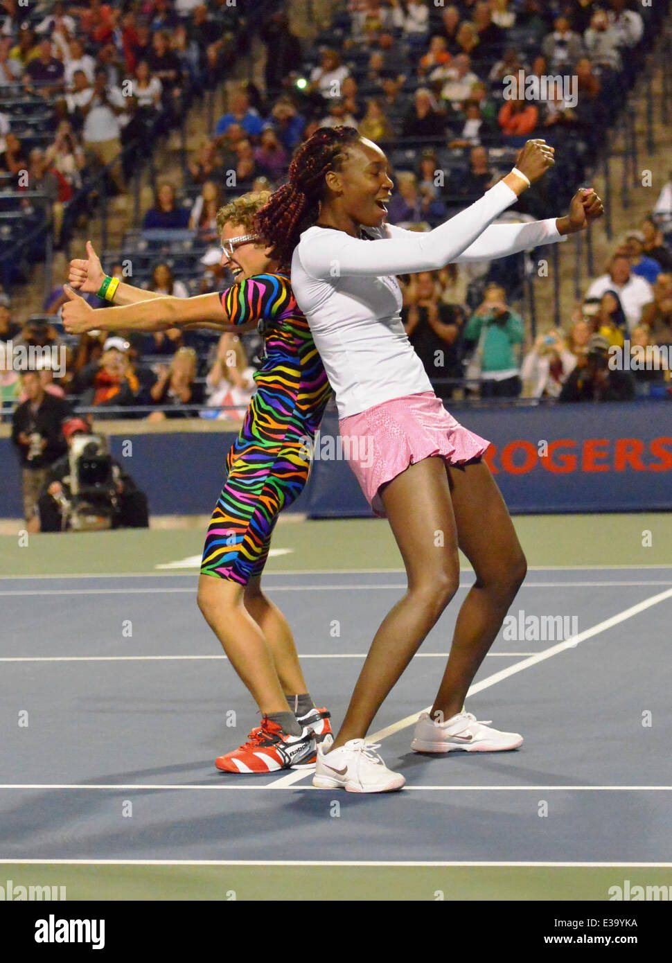 Venus Williams dances with entertainer and dancer, Spandy Andy on court ...