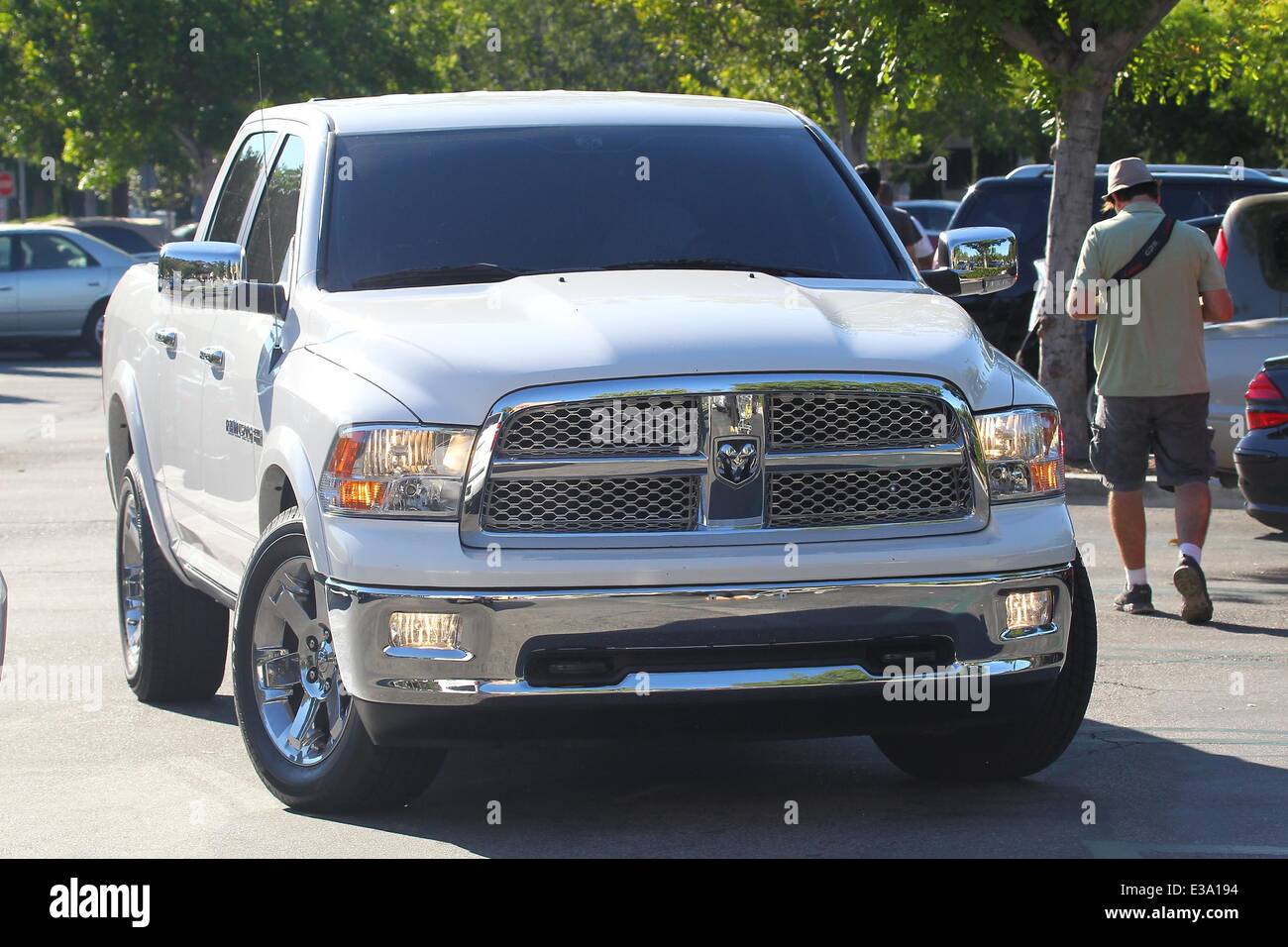 Casper Smart grocery shopping at Ralphs in Calabasas, driving away in ...