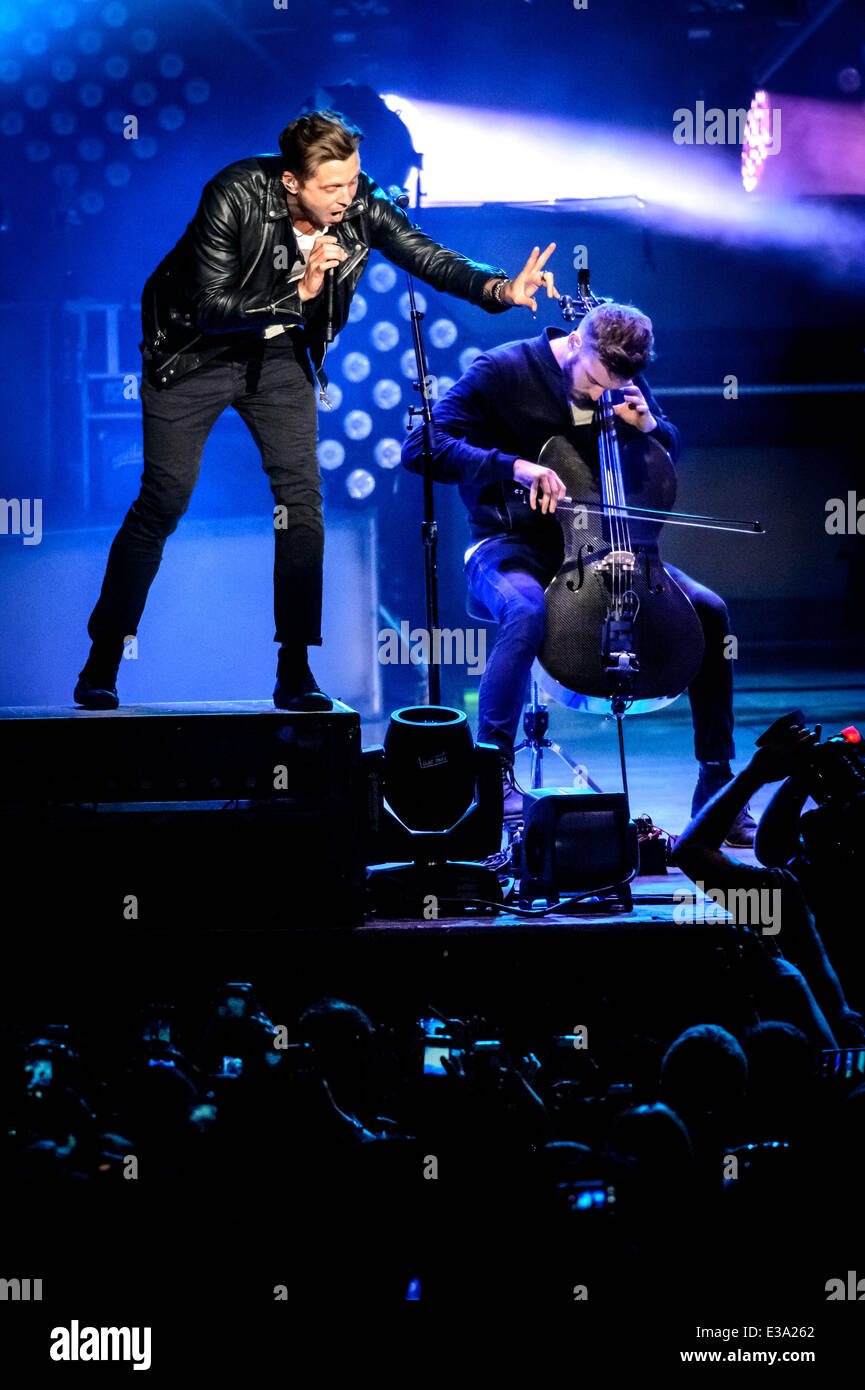 Eddie fisher and drew brown of onerepublic hi-res stock photography and ...