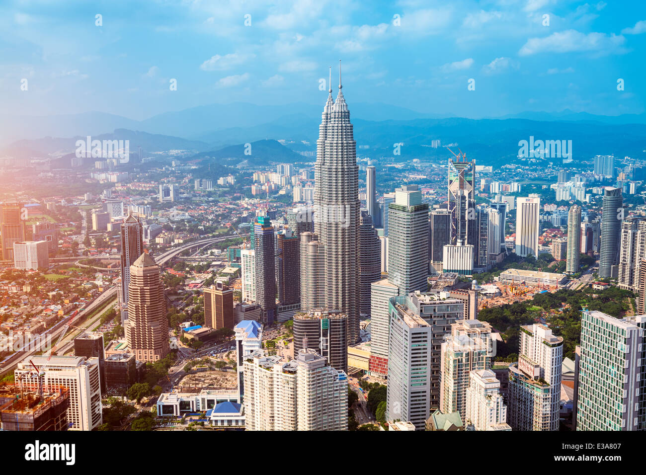 Kuala lumpur construction sunlight hi-res stock photography and images ...