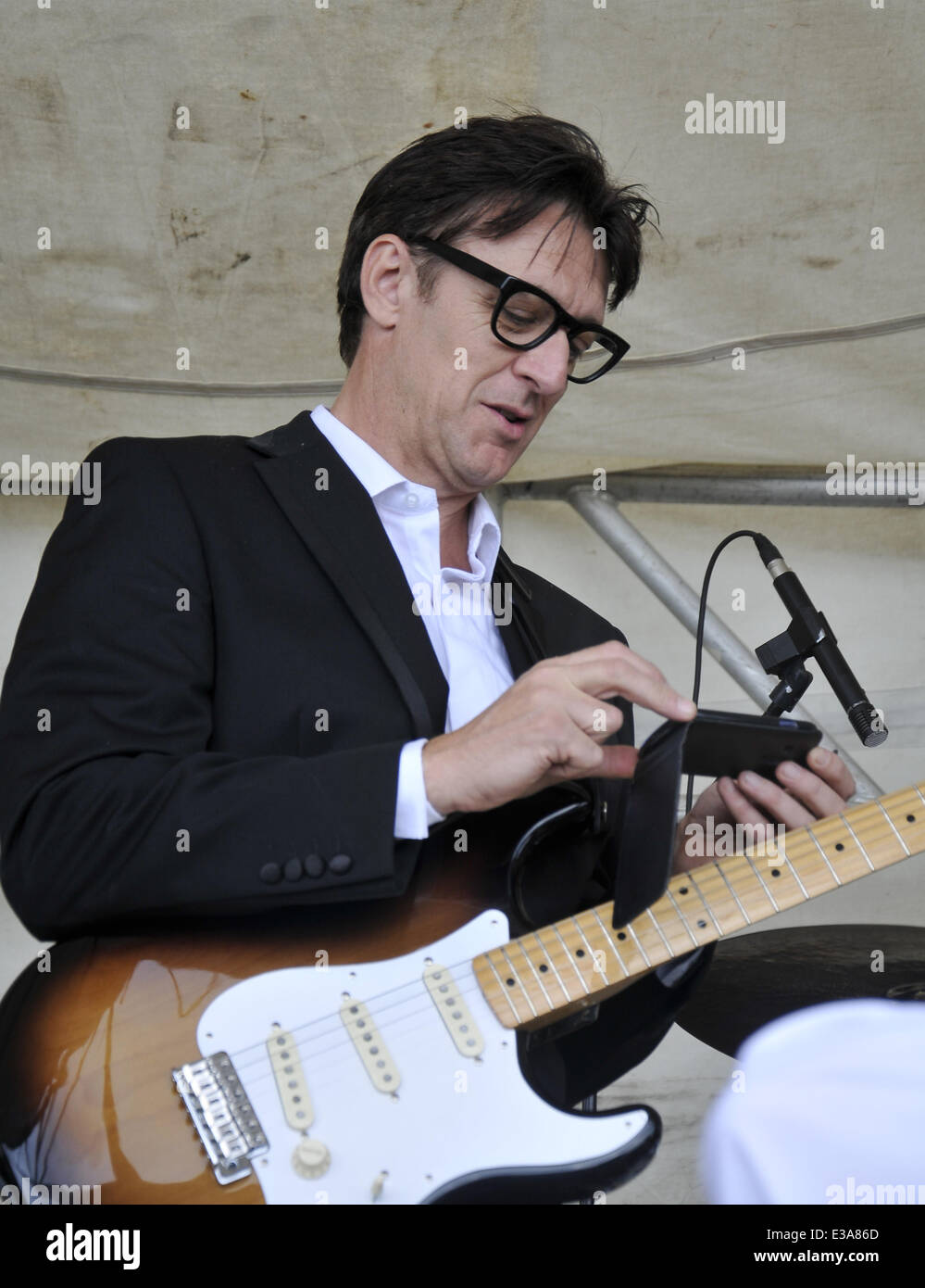 Over 2,000 guitars on the beach at Lyme Regis broke the world record ...