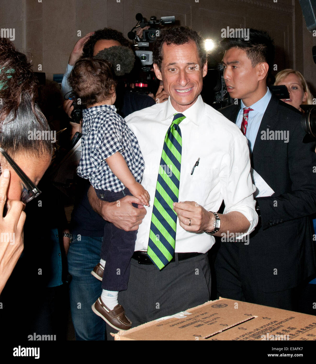 Anthony Weiner brings his son, Jordan Weiner to the voting booth in ...