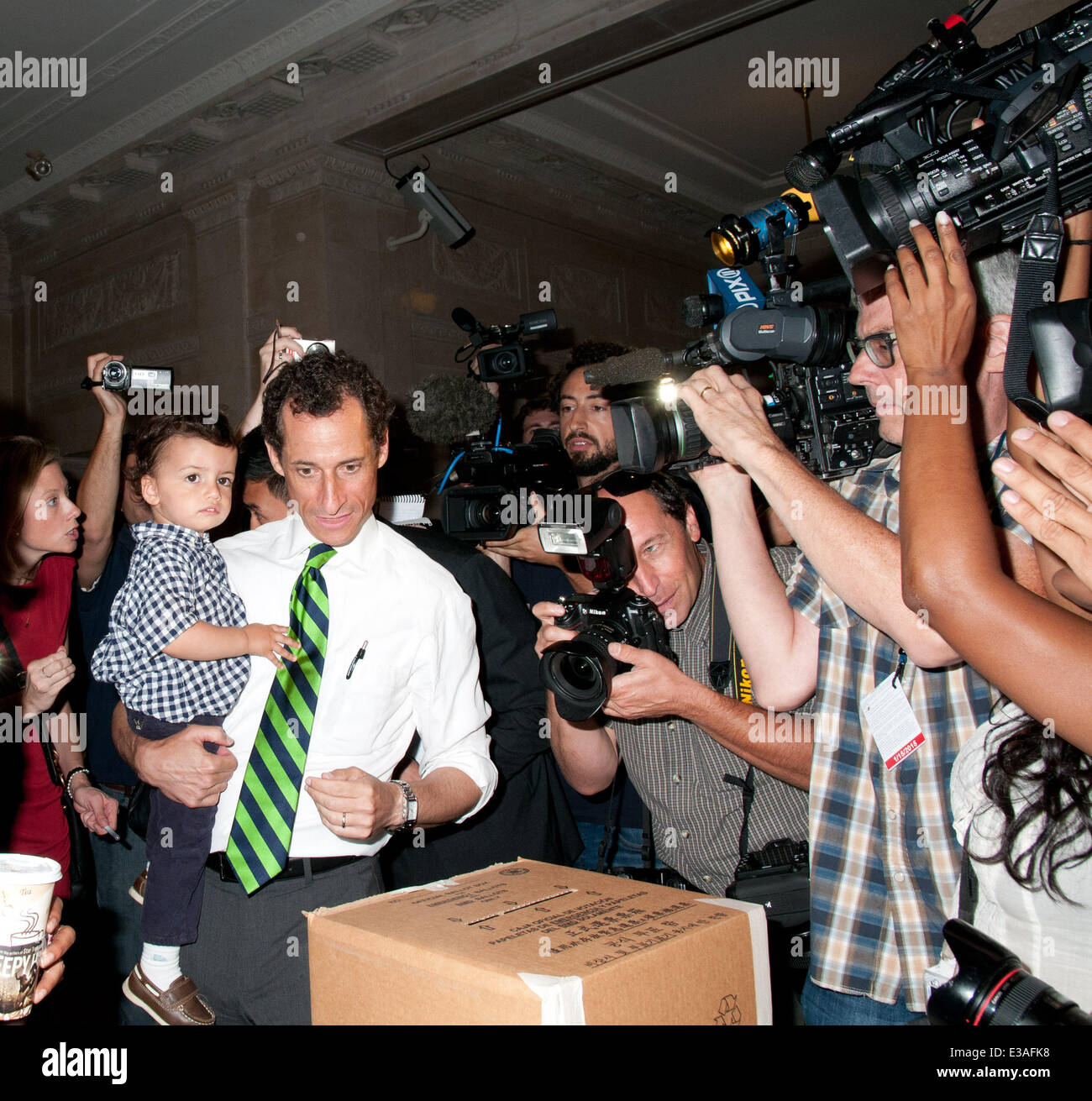 Anthony Weiner brings his son, Jordan Weiner to the voting booth in ...