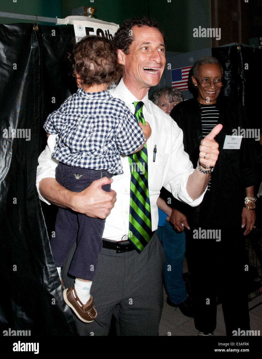 Anthony Weiner brings his son, Jordan Weiner to the voting booth in ...