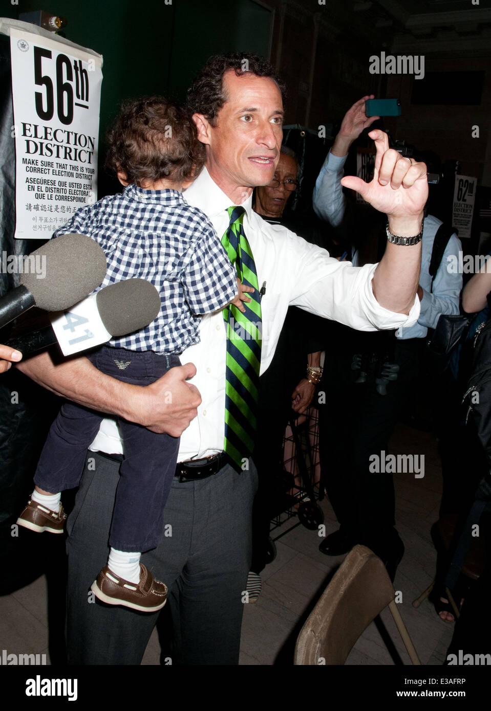 Anthony Weiner brings his son, Jordan Weiner to the voting booth in ...