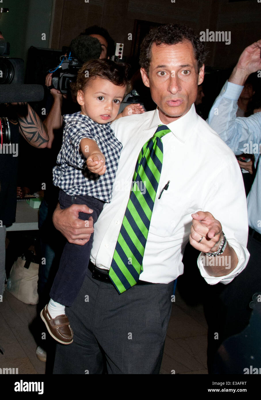 Anthony Weiner brings his son, Jordan Weiner to the voting booth in ...