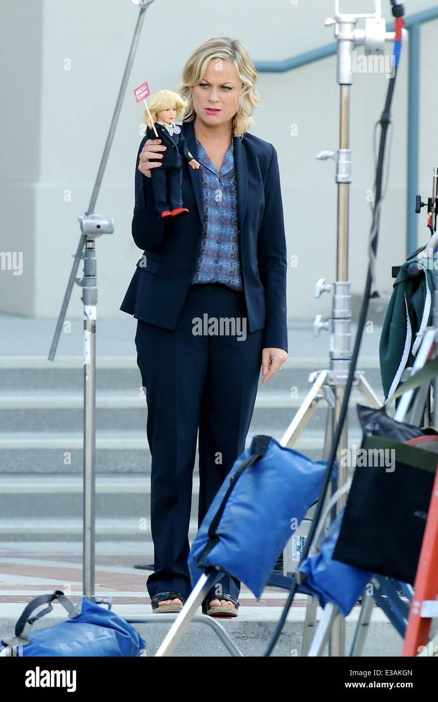 Amy Poehler giggling on the set of her TV show 'Parks and Recreation ...