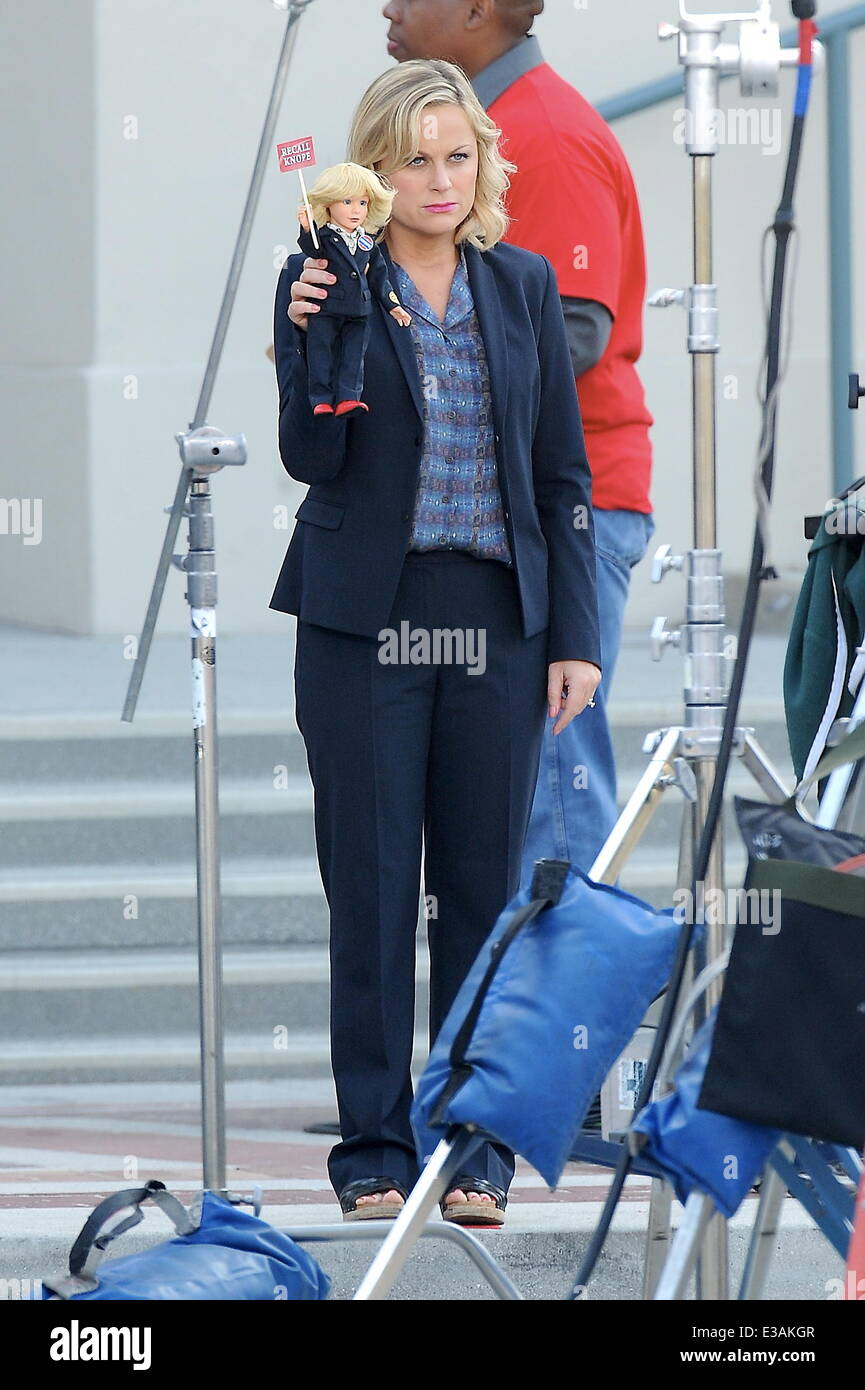 Amy Poehler giggling on the set of her TV show 'Parks and Recreation ...