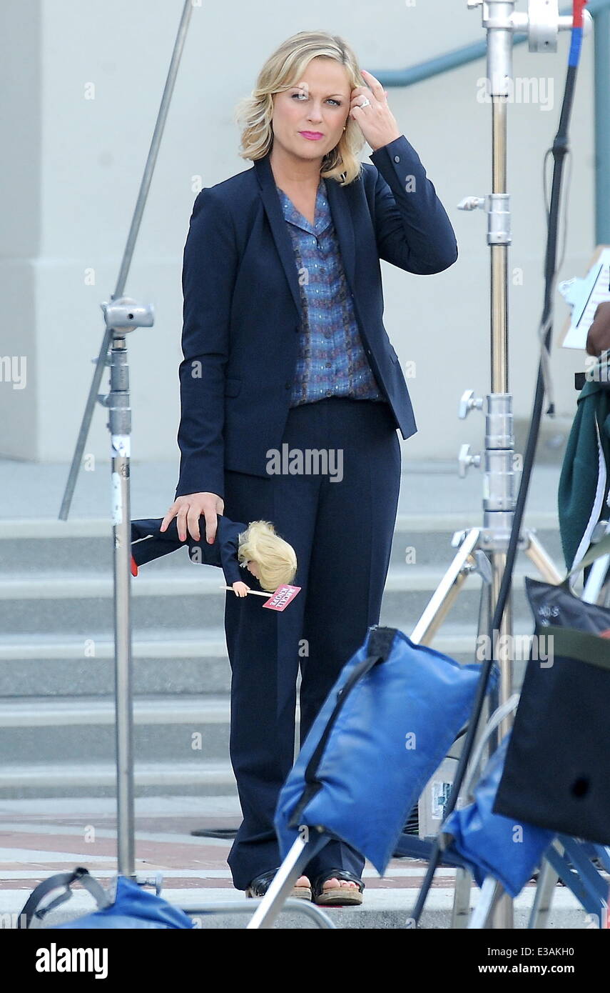 Amy Poehler giggling on the set of her TV show 'Parks and Recreation ...