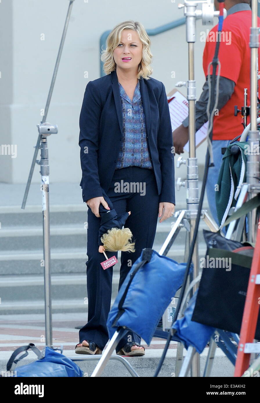 Amy Poehler giggling on the set of her TV show 'Parks and Recreation ...