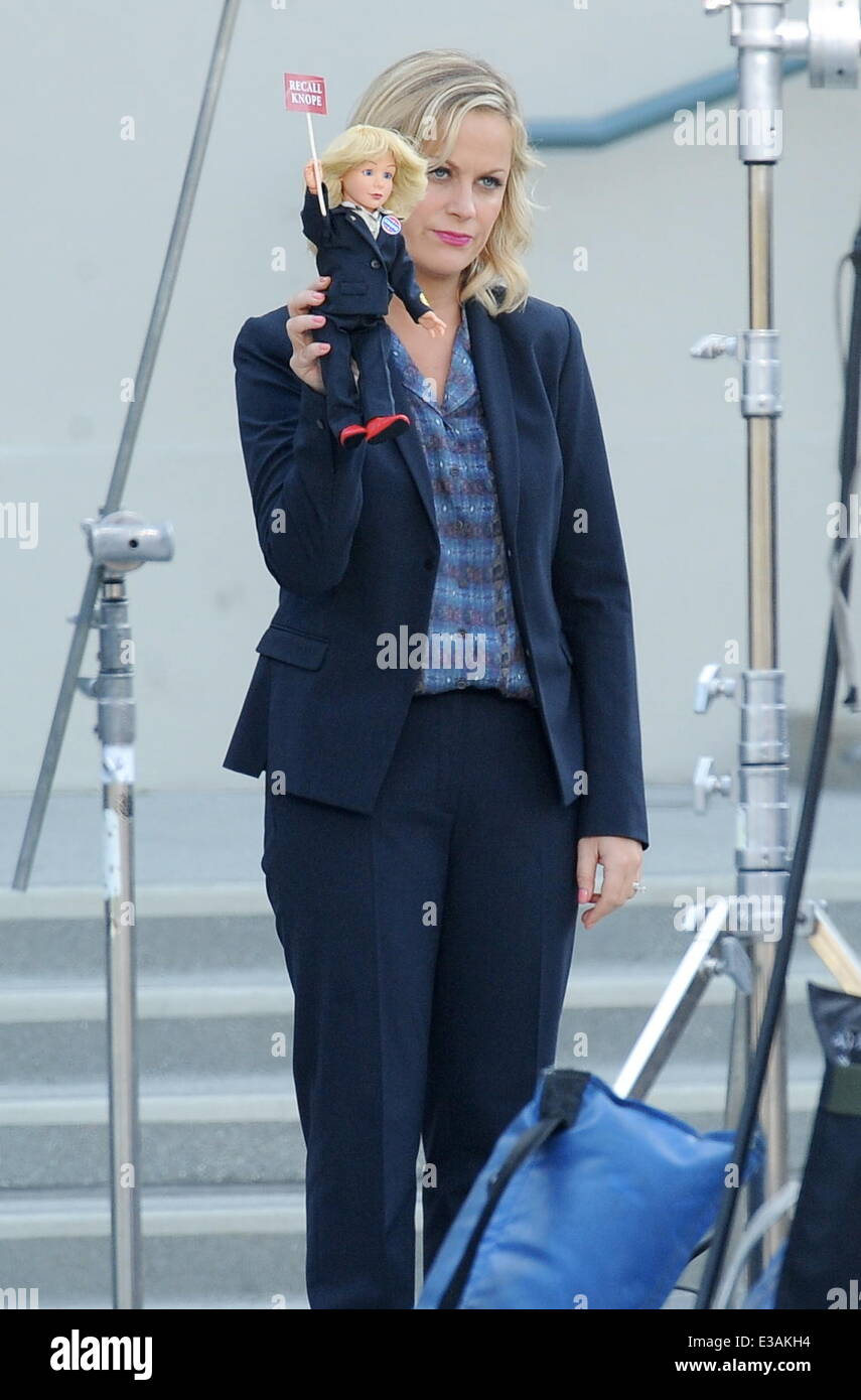 Amy Poehler giggling on the set of her TV show 'Parks and Recreation ...