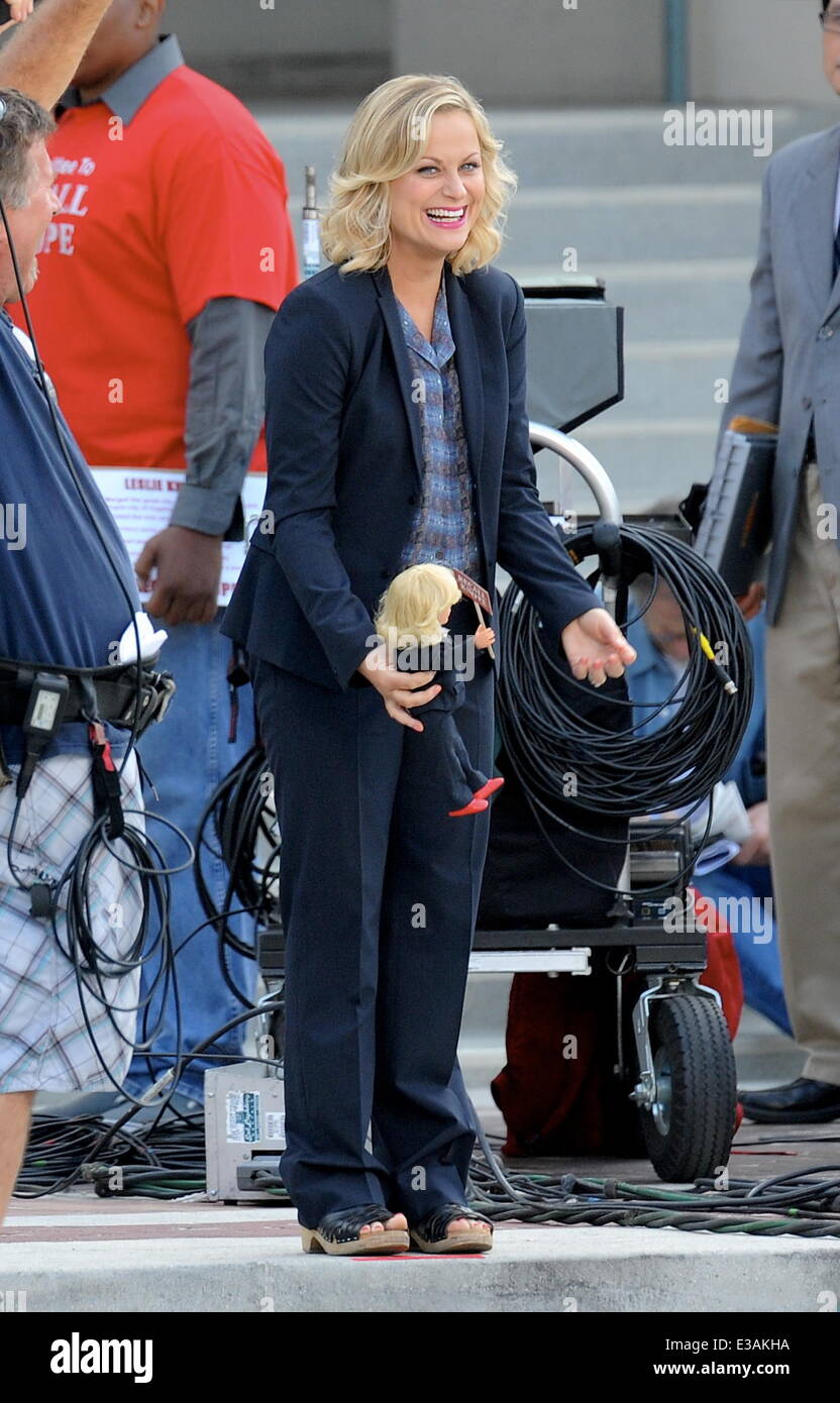 Amy Poehler giggling on the set of her TV show 'Parks and Recreation ...