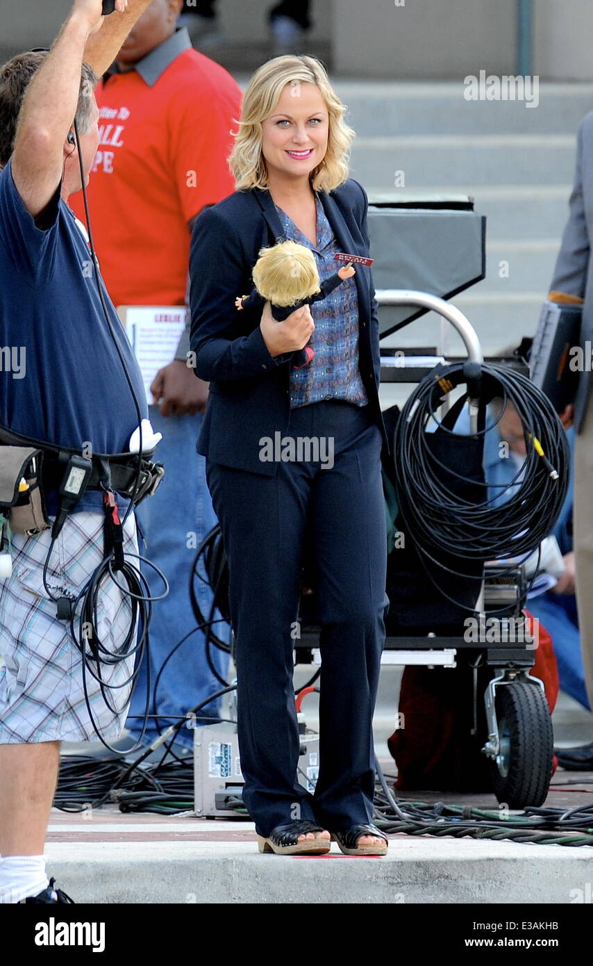 Amy Poehler giggling on the set of her TV show 'Parks and Recreation ...