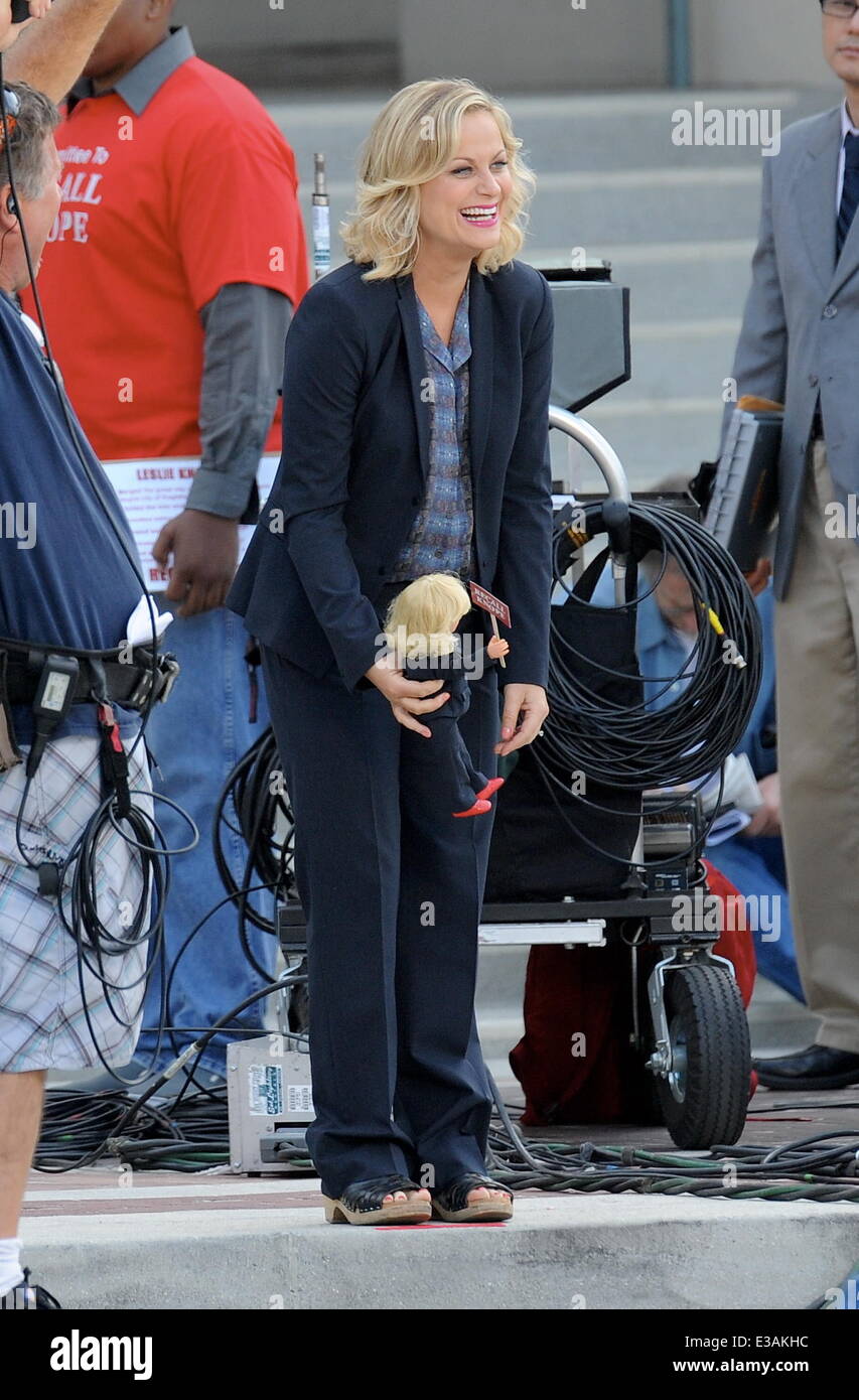 Amy Poehler giggling on the set of her TV show 'Parks and Recreation ...