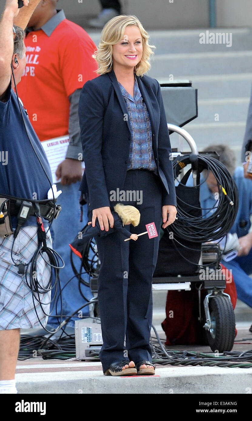 Amy Poehler giggling on the set of her TV show 'Parks and Recreation ...