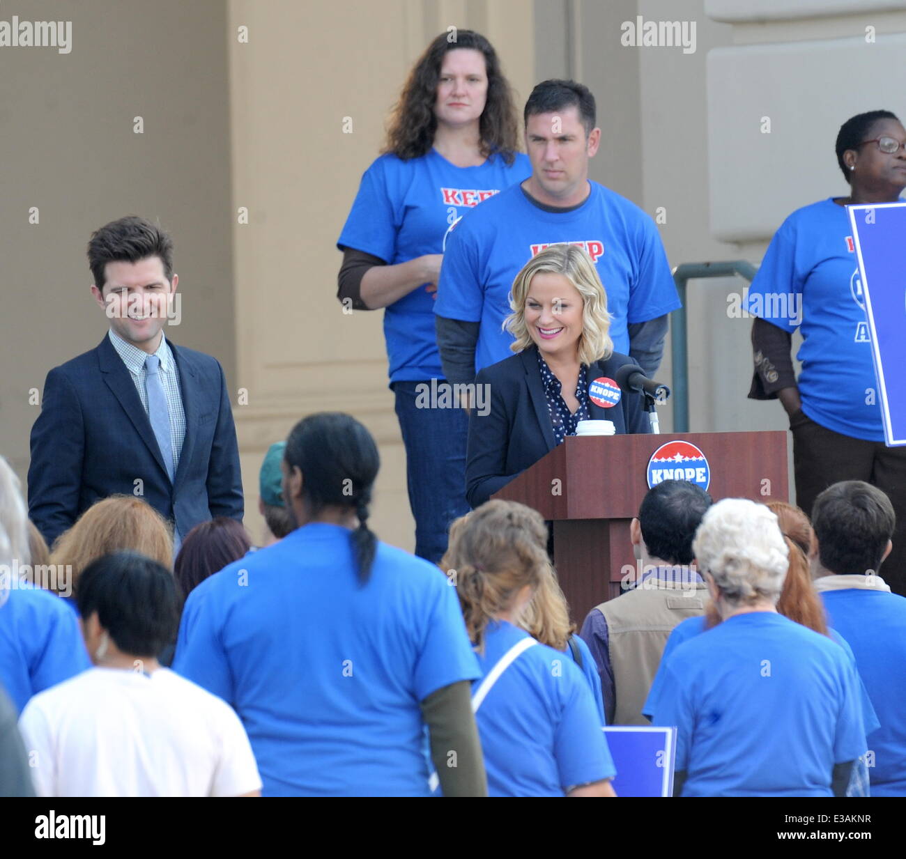 Amy Poehler giggling on the set of her TV show 'Parks and Recreation ...