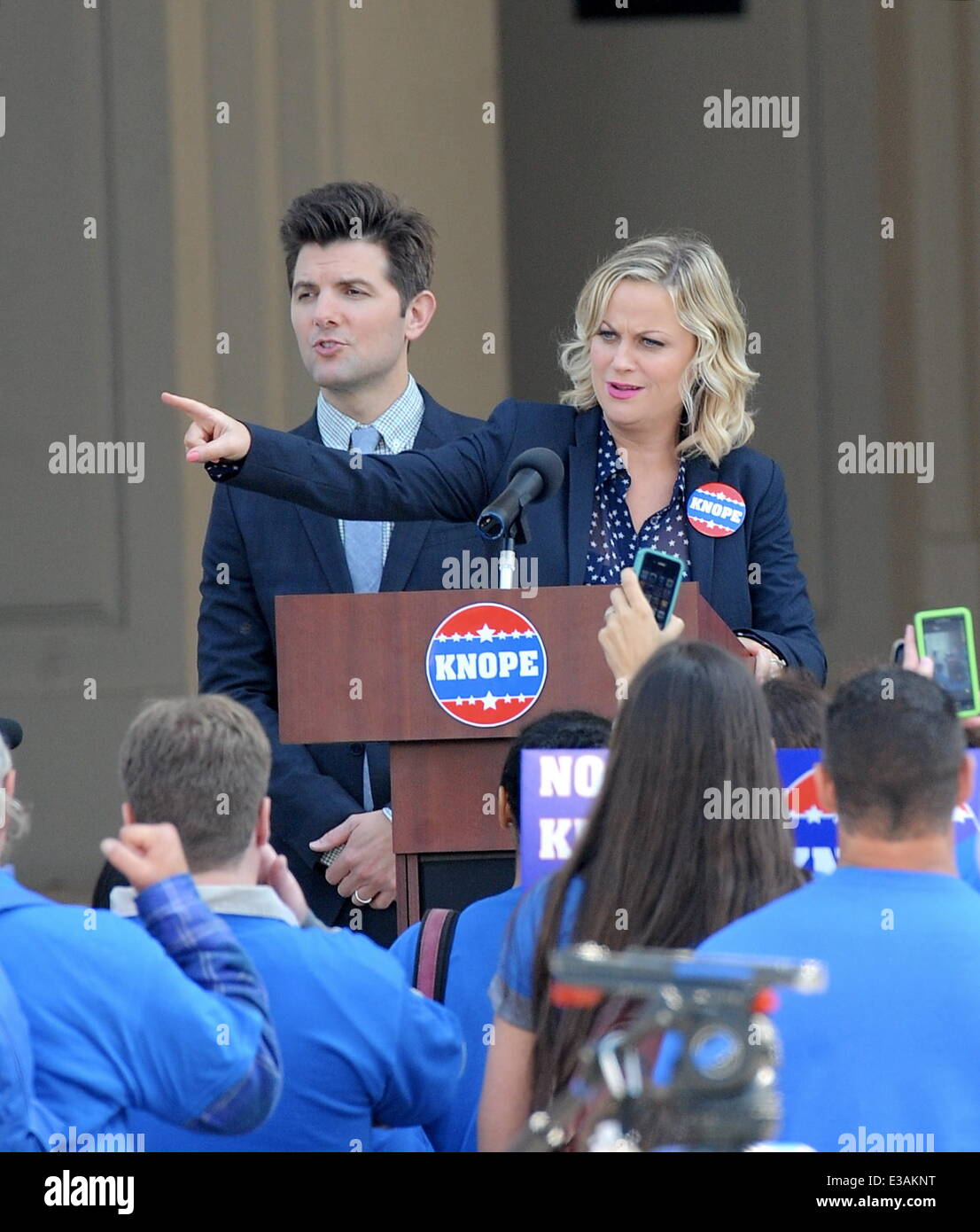 Amy Poehler giggling on the set of her TV show 'Parks and Recreation ...