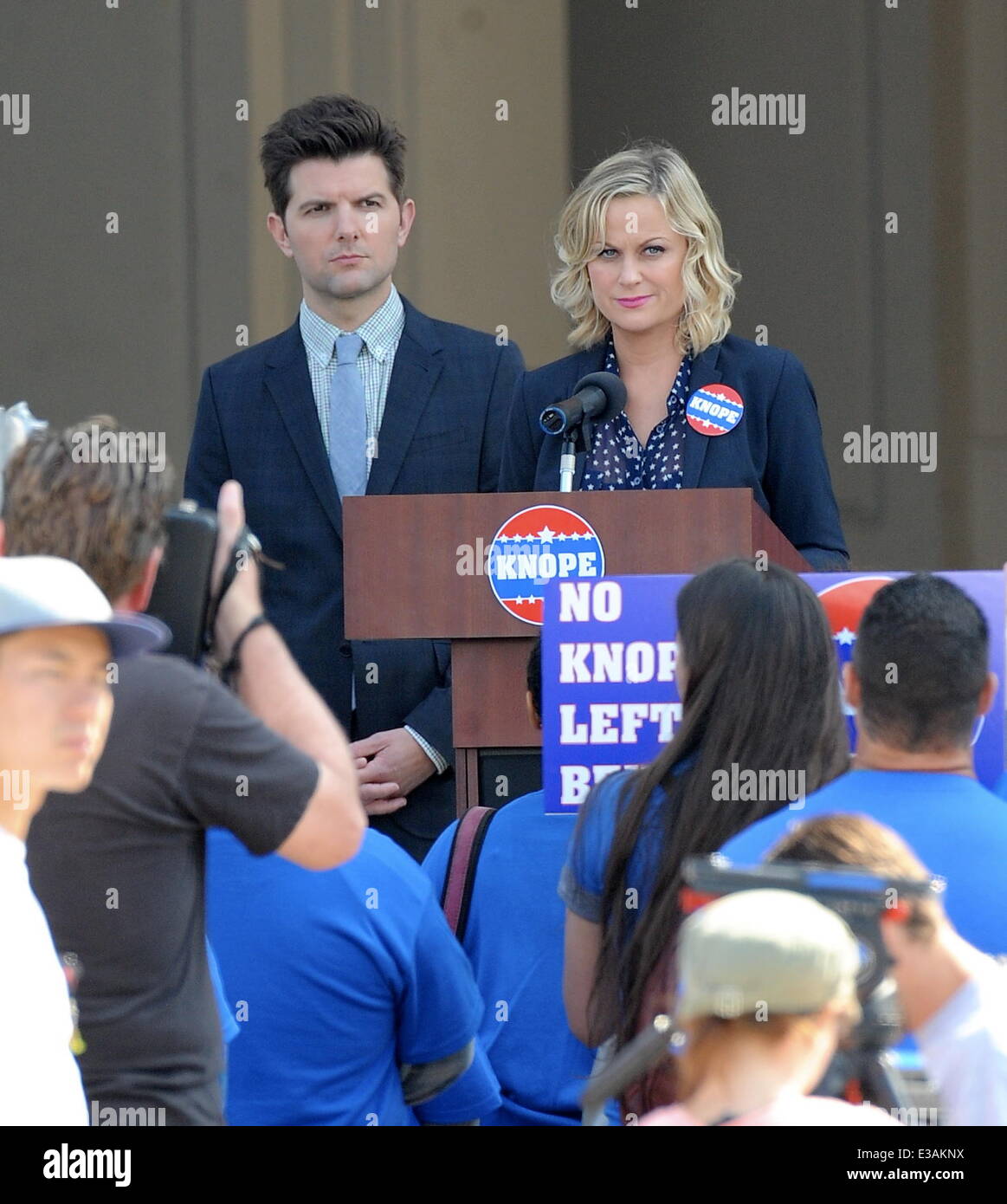 Amy Poehler giggling on the set of her TV show 'Parks and Recreation ...