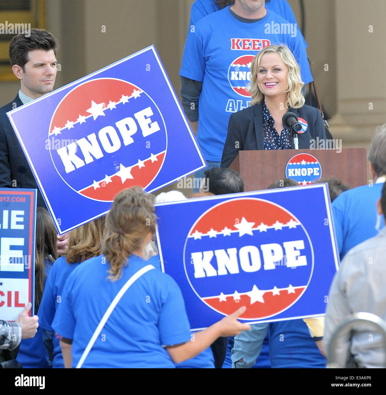 Amy Poehler giggling on the set of her TV show 'Parks and Recreation ...