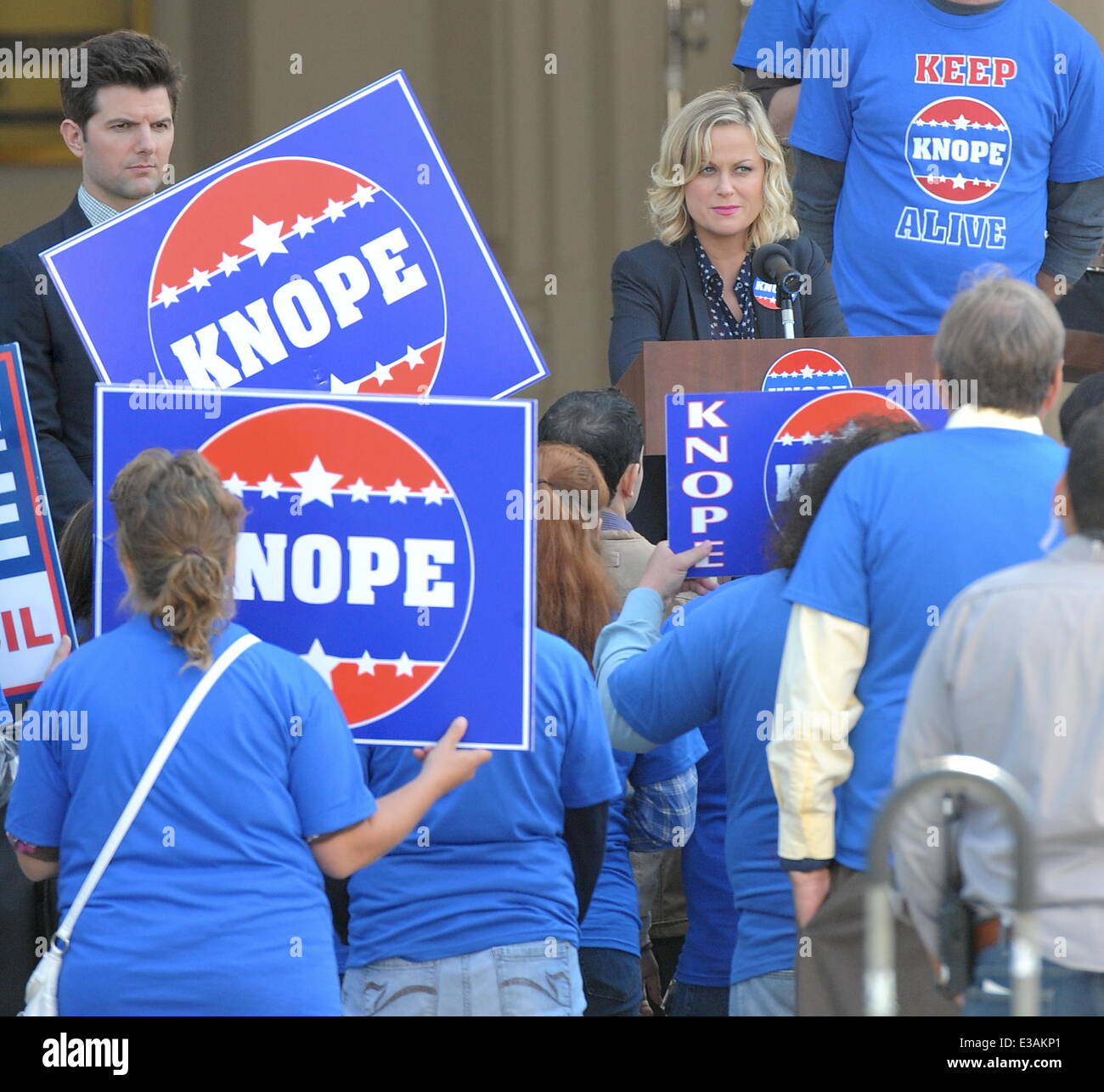 Amy Poehler giggling on the set of her TV show 'Parks and Recreation ...