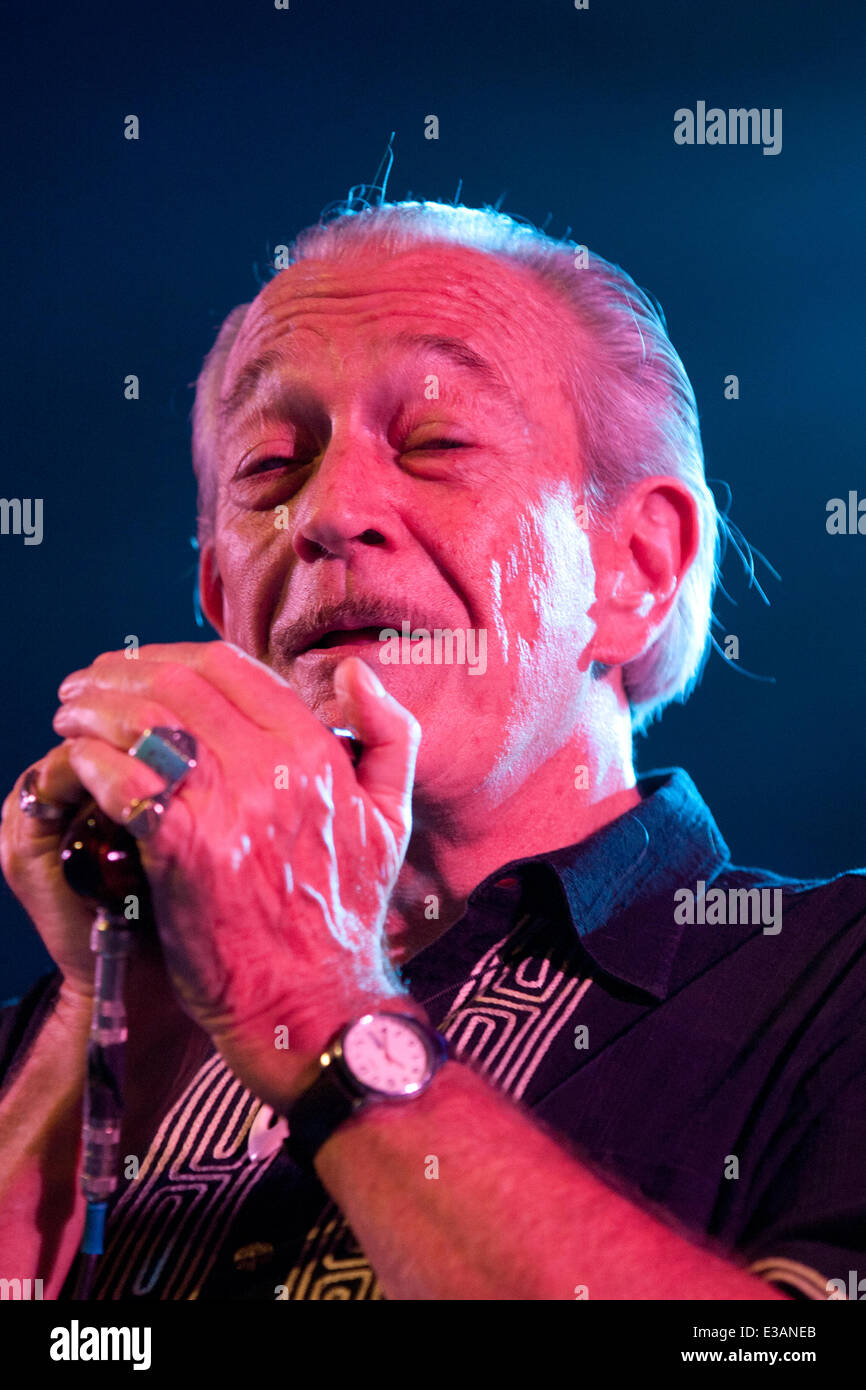 Ben Harper and Charlie Musselwhite perform live at Stubbs Featuring ...