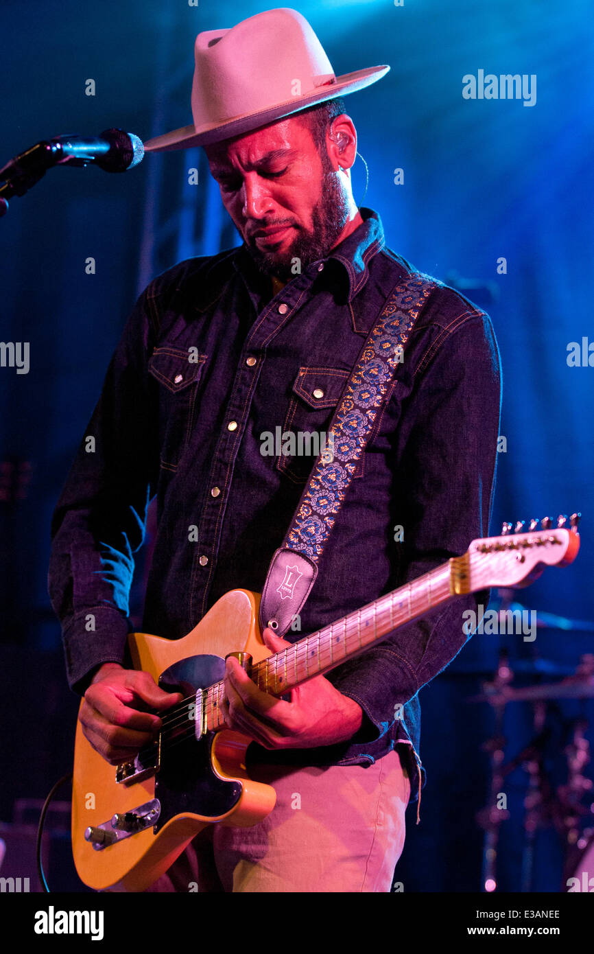 Ben Harper and Charlie Musselwhite perform live at Stubbs Featuring ...