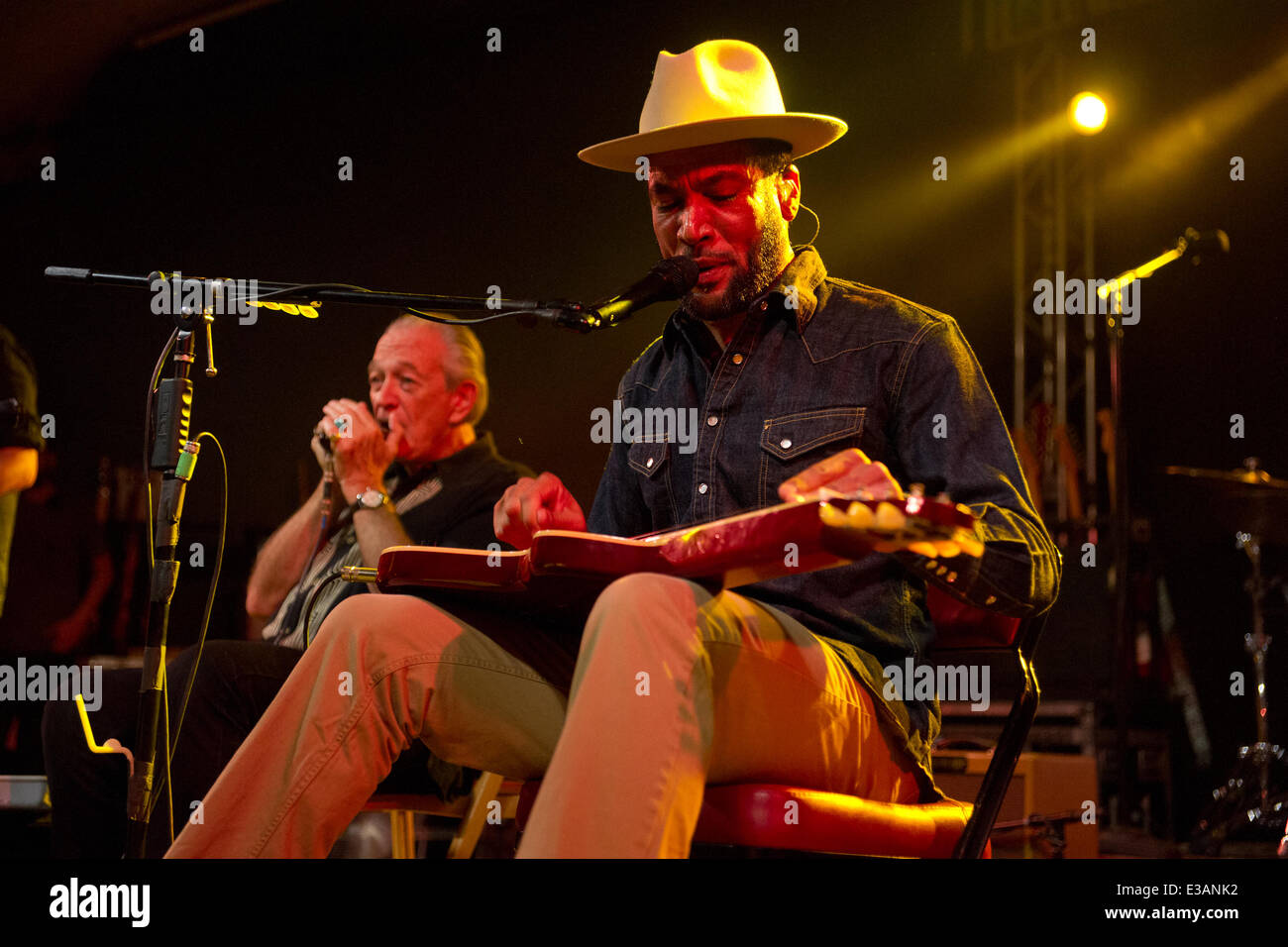 Ben Harper and Charlie Musselwhite perform live at Stubbs Featuring ...