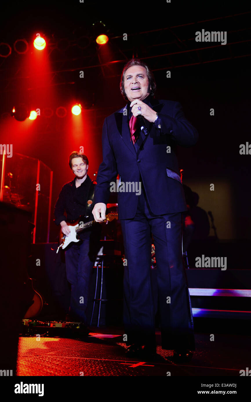 Engelbert humperdinck in concert hi-res stock photography and images ...