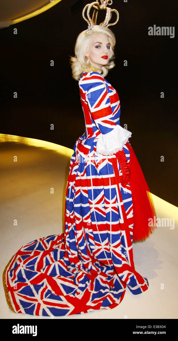 Kate Middleton's cousin Katrina Darling performs in a Royal Burlesque ...