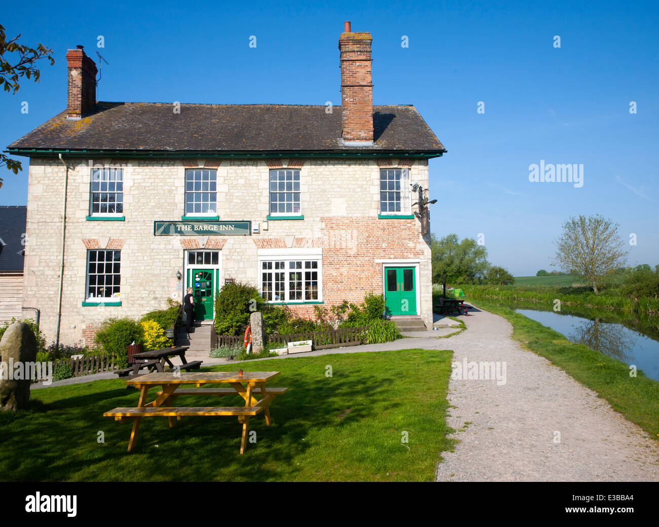 The Barge Inn on the Kennet and Avon canal, Honeystreet, Alton Barnes ...