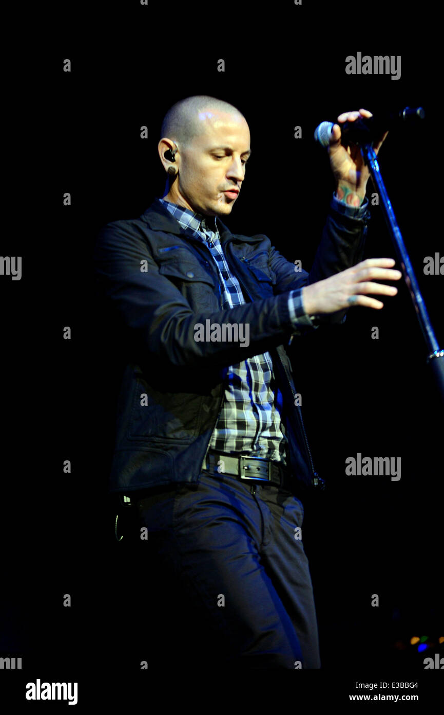 Stone Temple Pilots with Chester Bennington perform on stage at BB&T ...