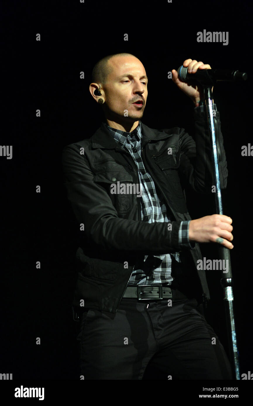 Stone Temple Pilots with Chester Bennington perform on stage at BB&T ...