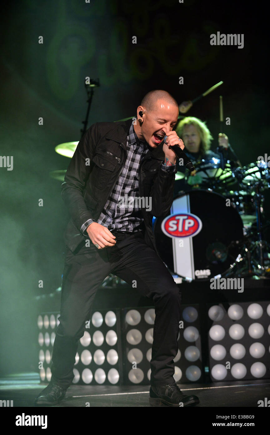 Stone Temple Pilots with Chester Bennington perform on stage at BB&T ...