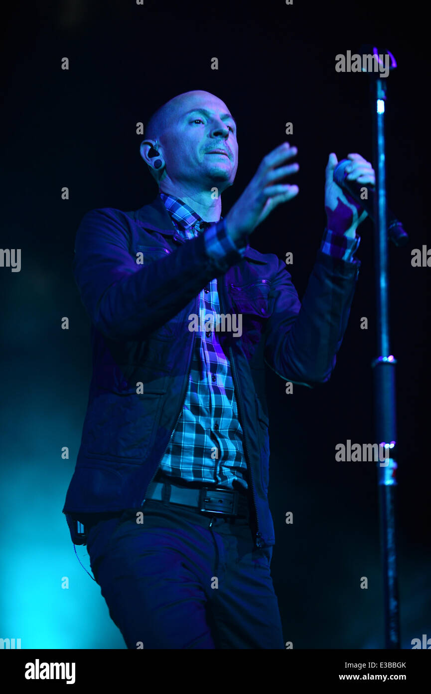 Stone Temple Pilots with Chester Bennington perform on stage at BB&T ...