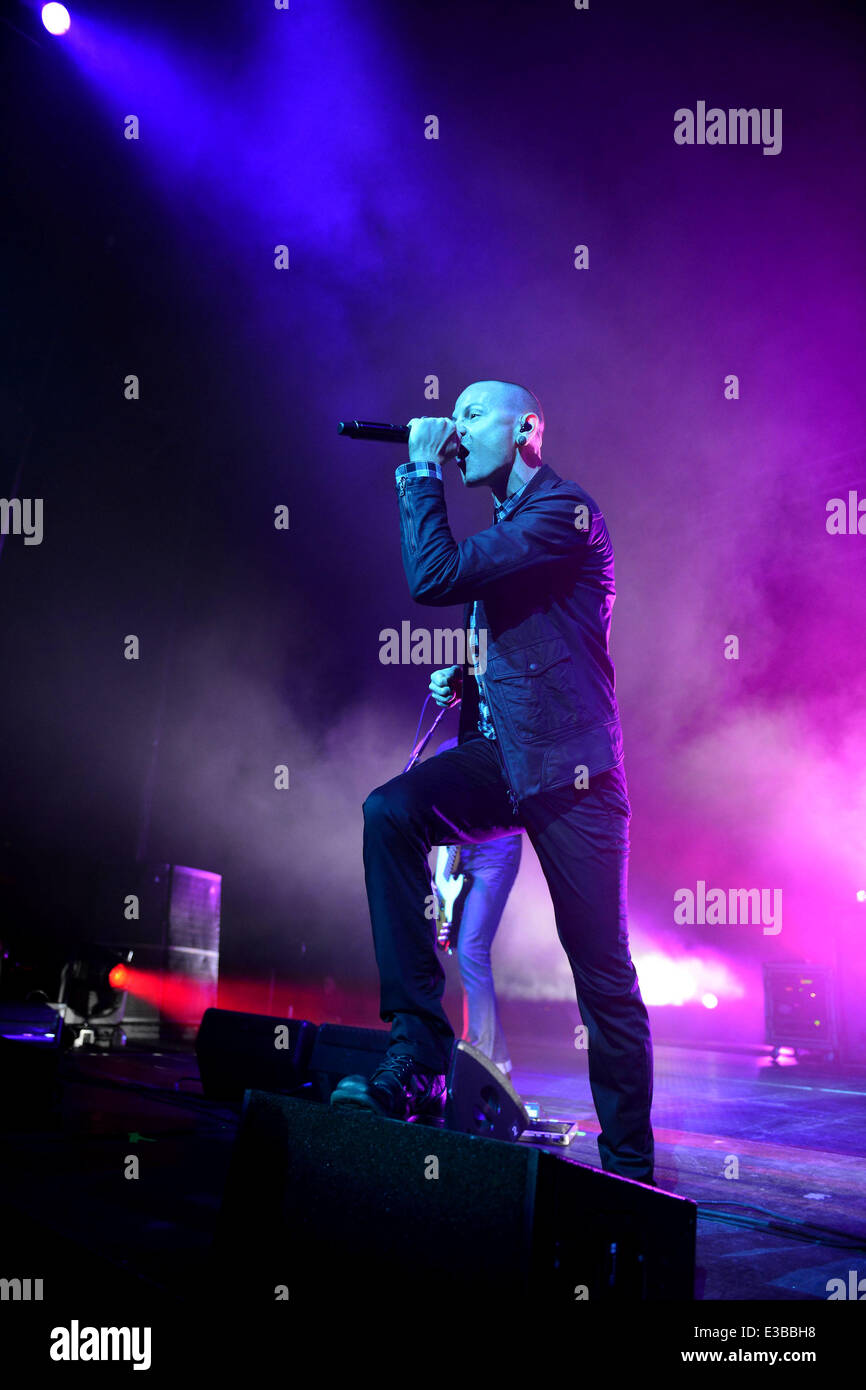 Stone Temple Pilots with Chester Bennington perform on stage at BB&T ...