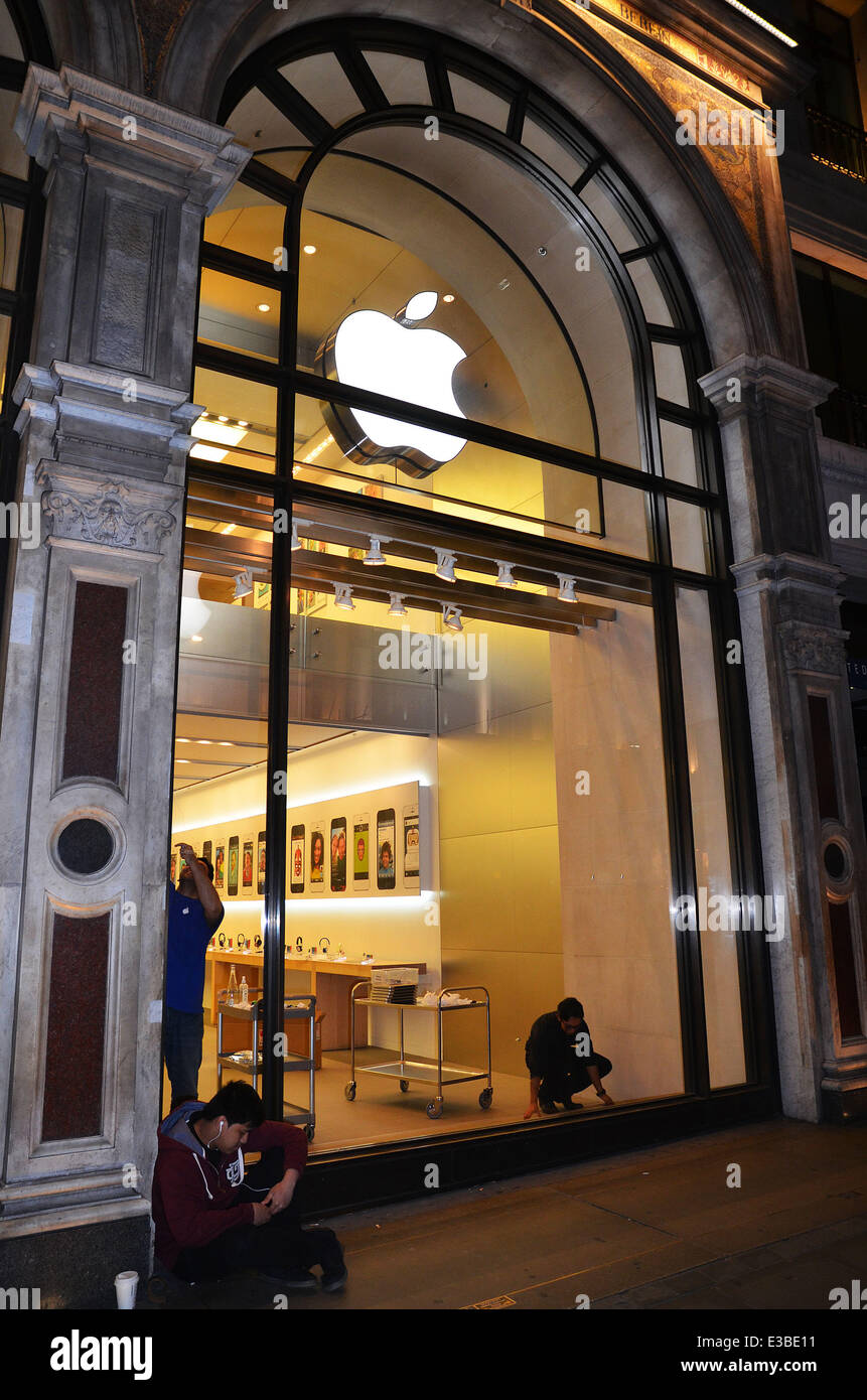 Fans queue up for the new iPhone 5 outside Apple's flagship store on ...
