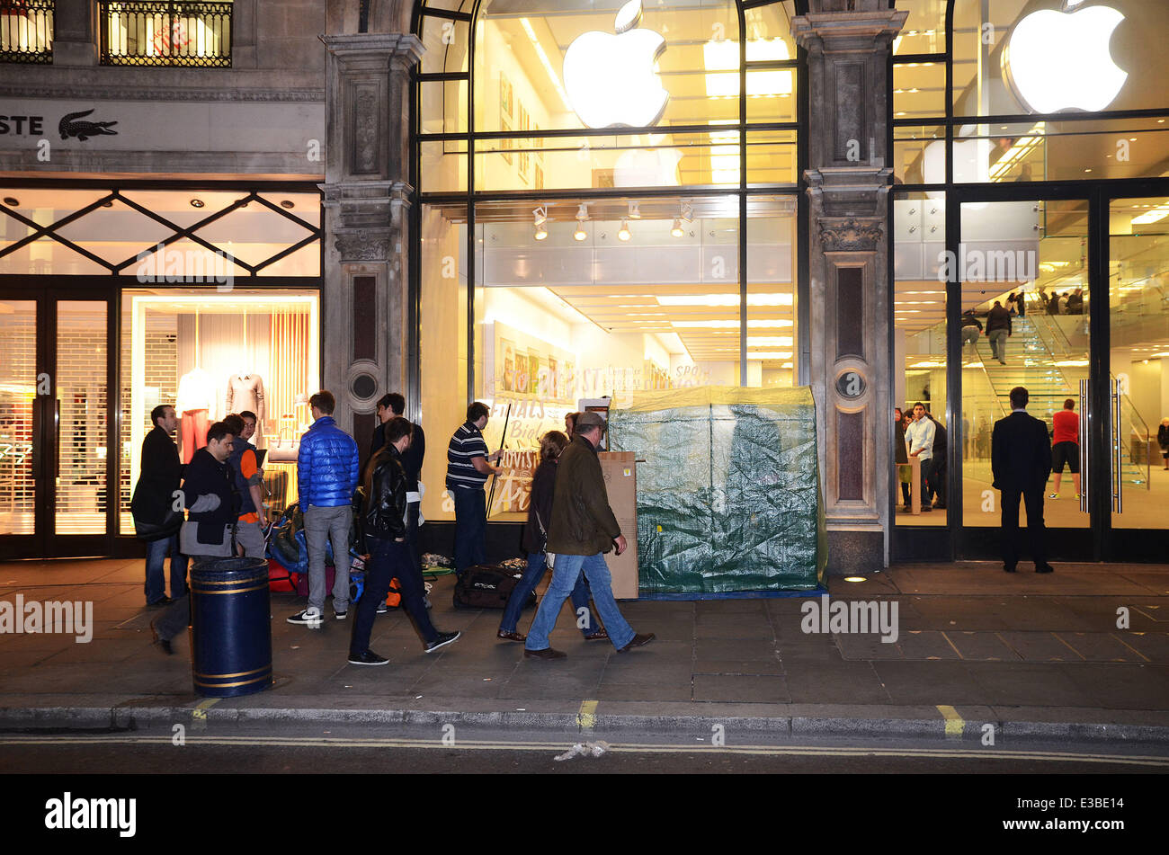 Fans queue up for the new iPhone 5 outside Apple's flagship store on ...