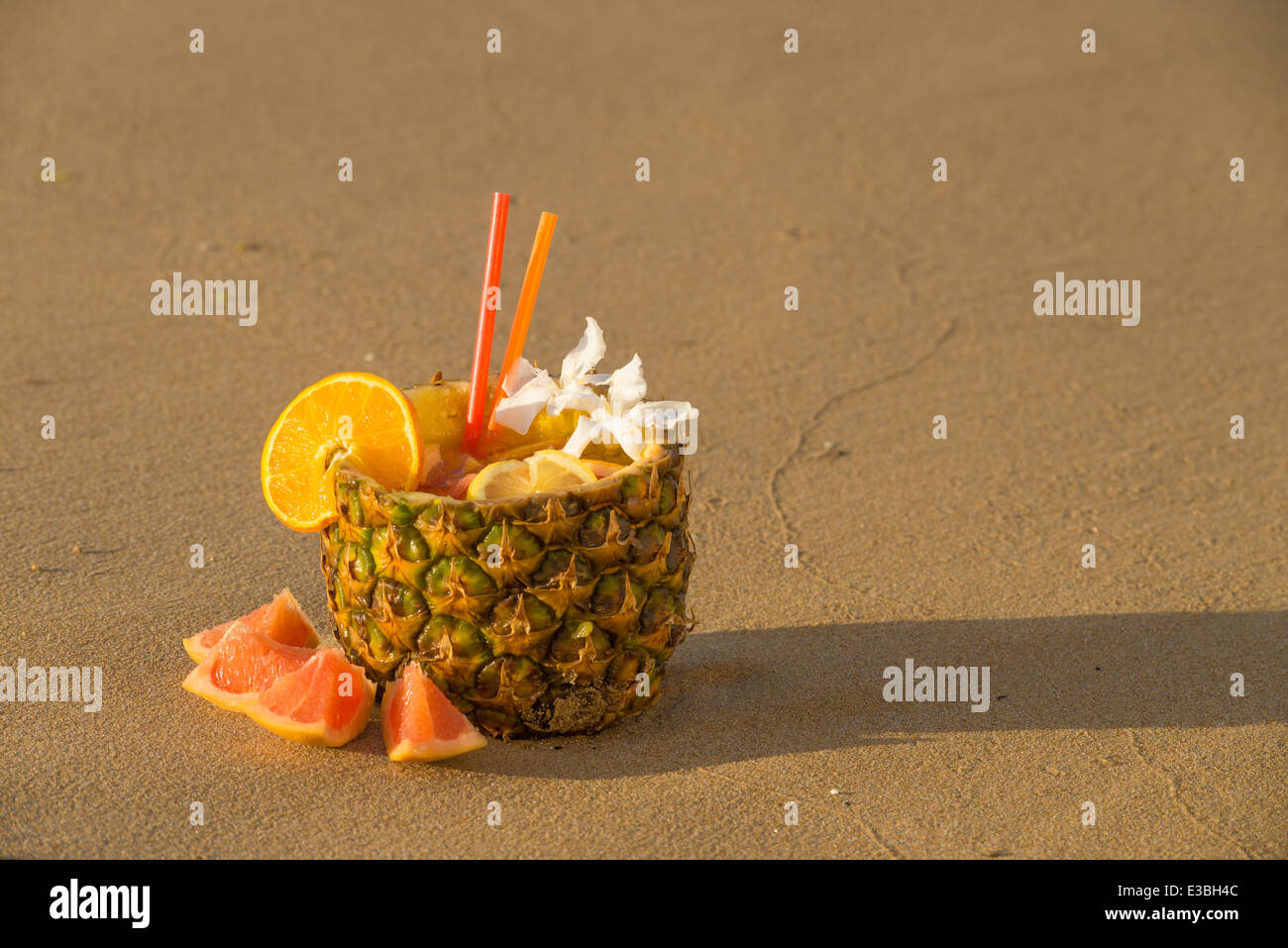 Drink inside pineapple hi-res stock photography and images - Alamy