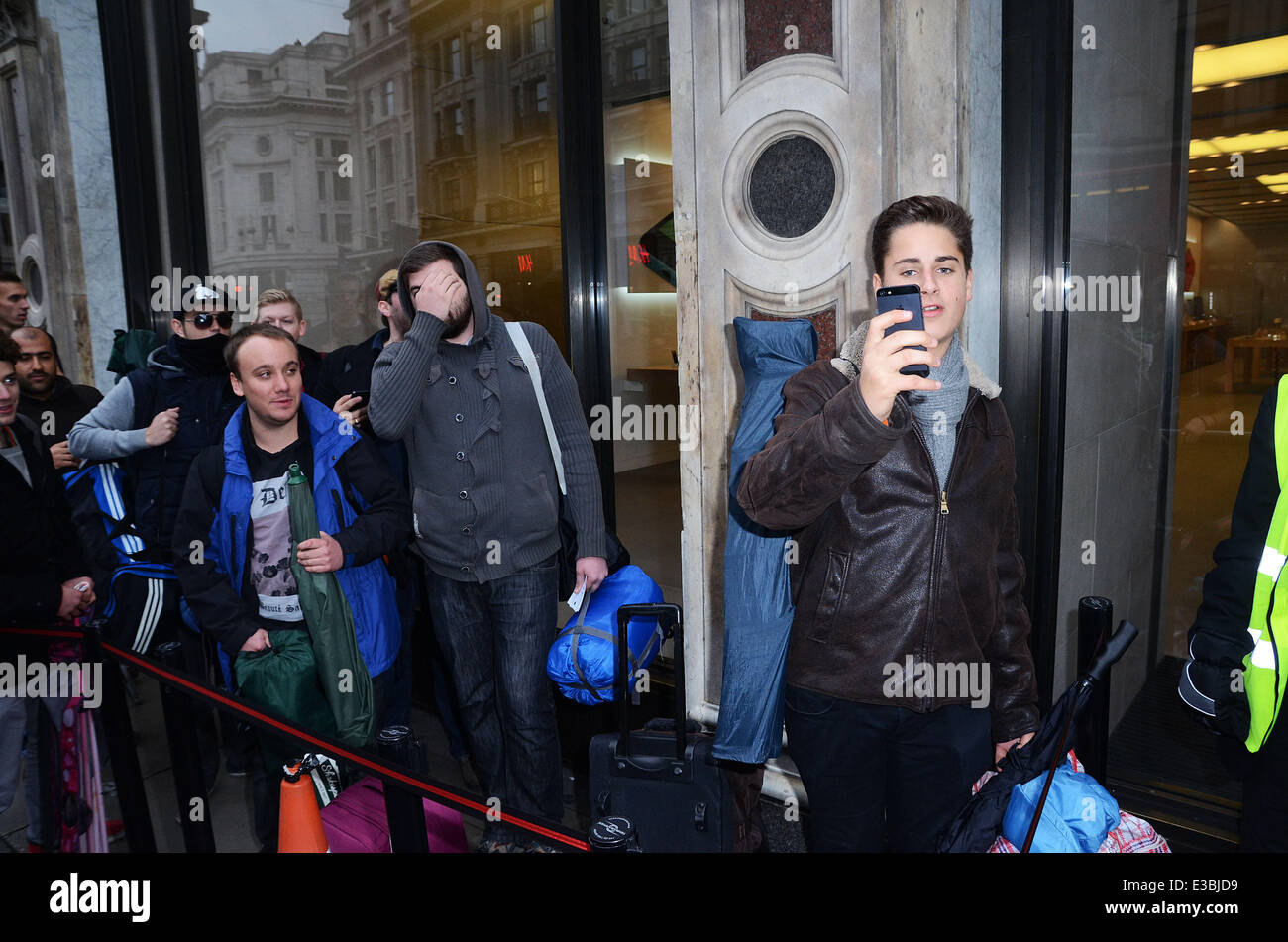 A huge queue formed outside the Apple store in Covent Garden today as ...