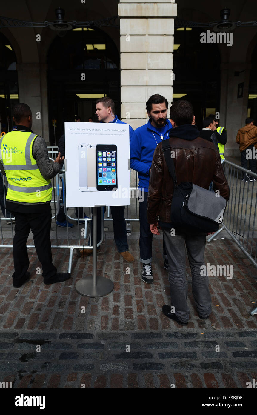 People queue outside the apple store in covent garden hi-res stock ...