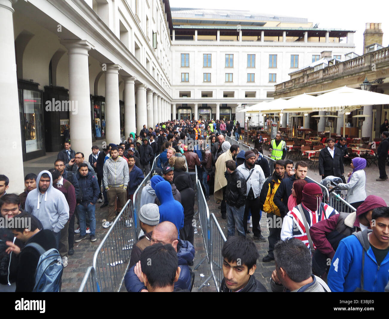 People queue outside the apple store in covent garden hi-res stock ...